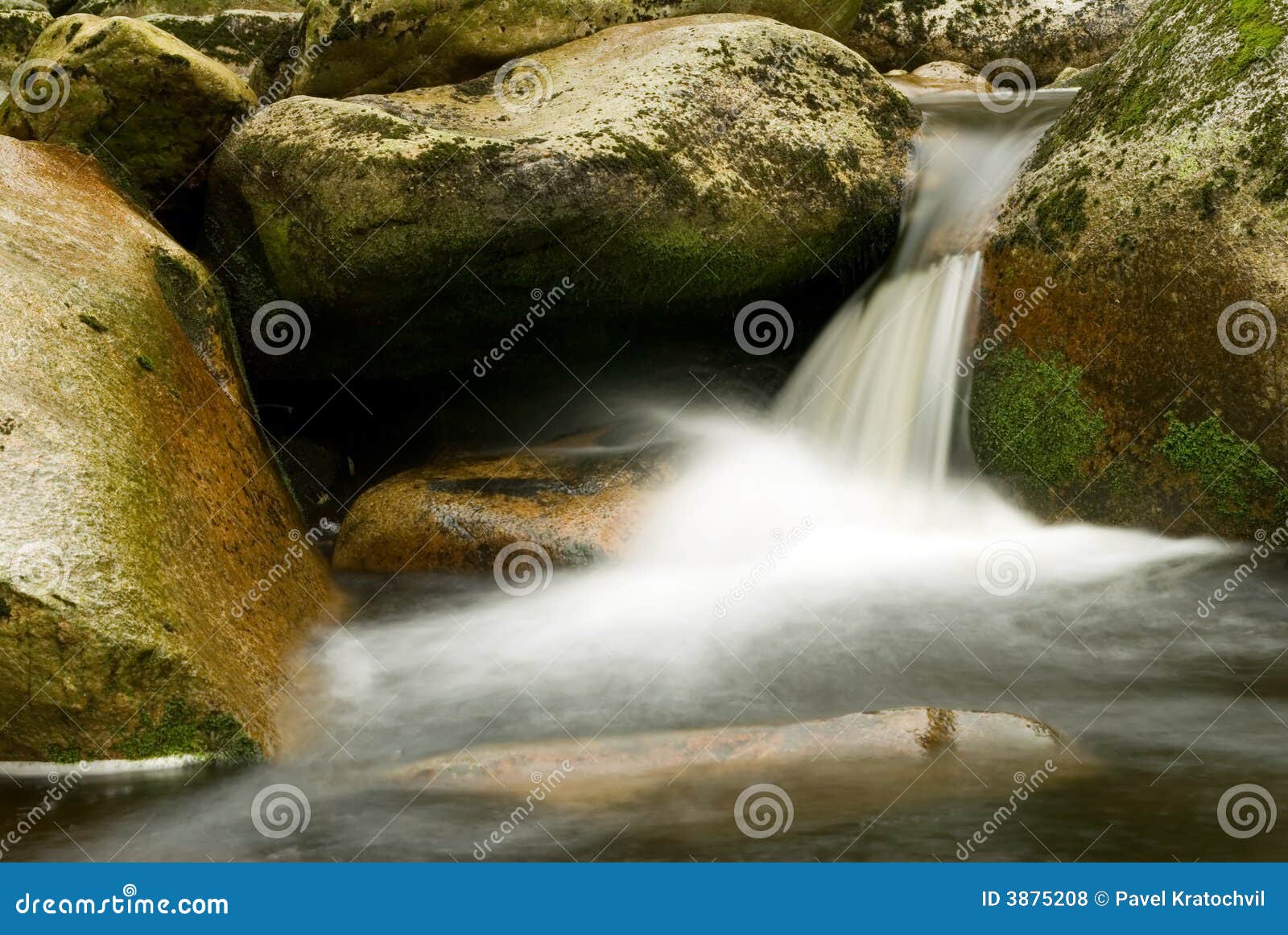 Stenen en rivier stock foto. Image of nave, water, ontspan - 3875208