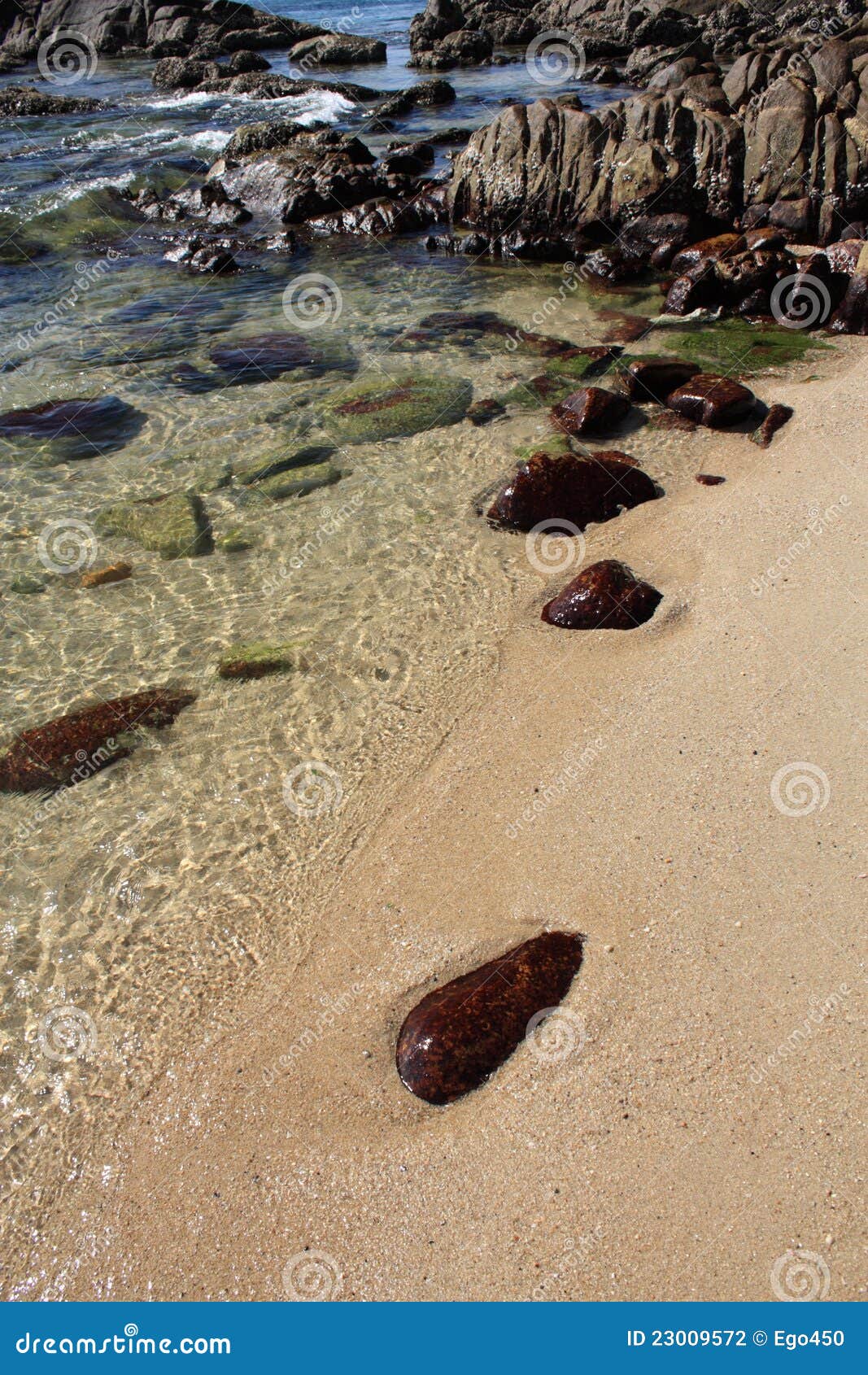 Stenen op het strand stock foto. Image of lagune, zomer - 23009572