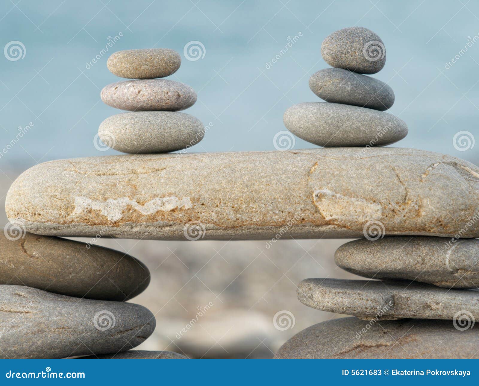 Stenen op het strand stock afbeelding. Image of steun - 5621683