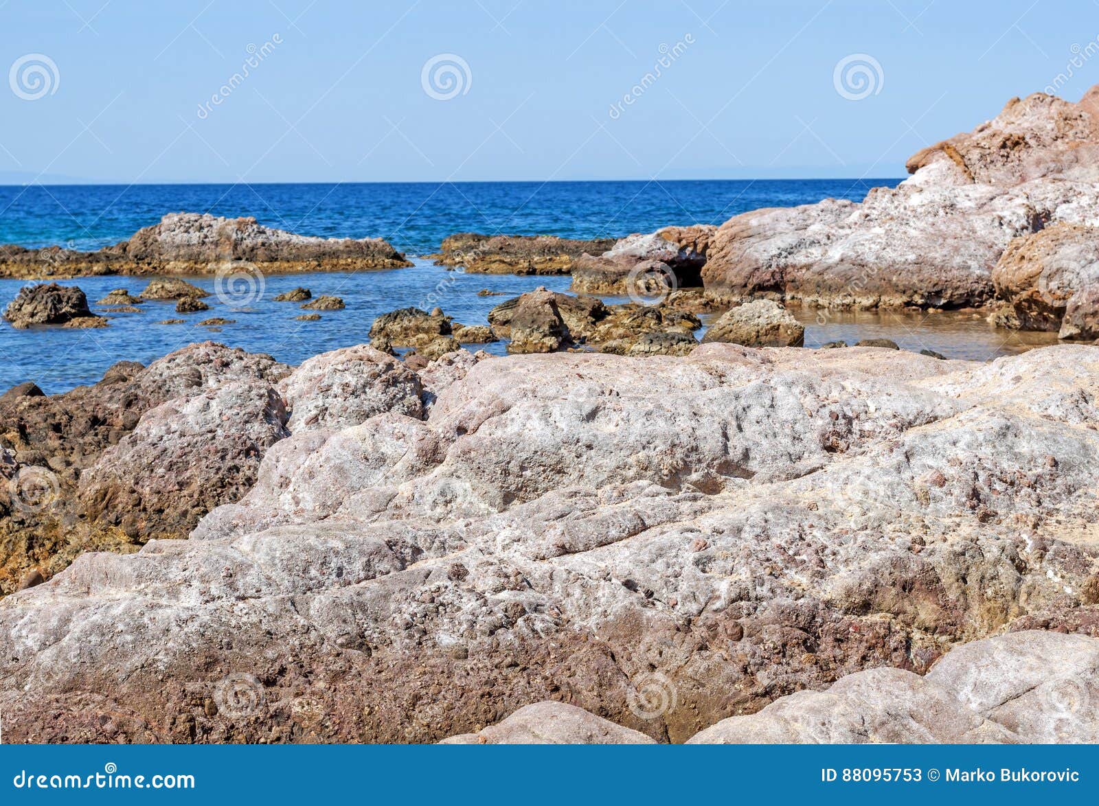 Stenen op het strand stock afbeelding. Image of oceaan - 88095753