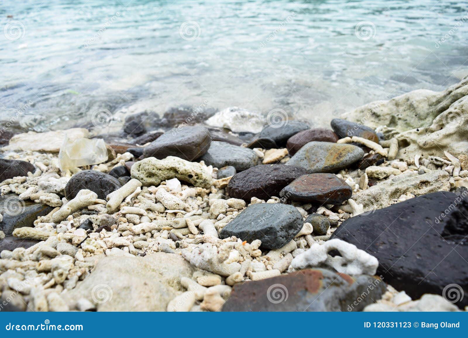 Stenen Op Strand En Zeewater Op De Kust Stock Afbeelding - Image of ...