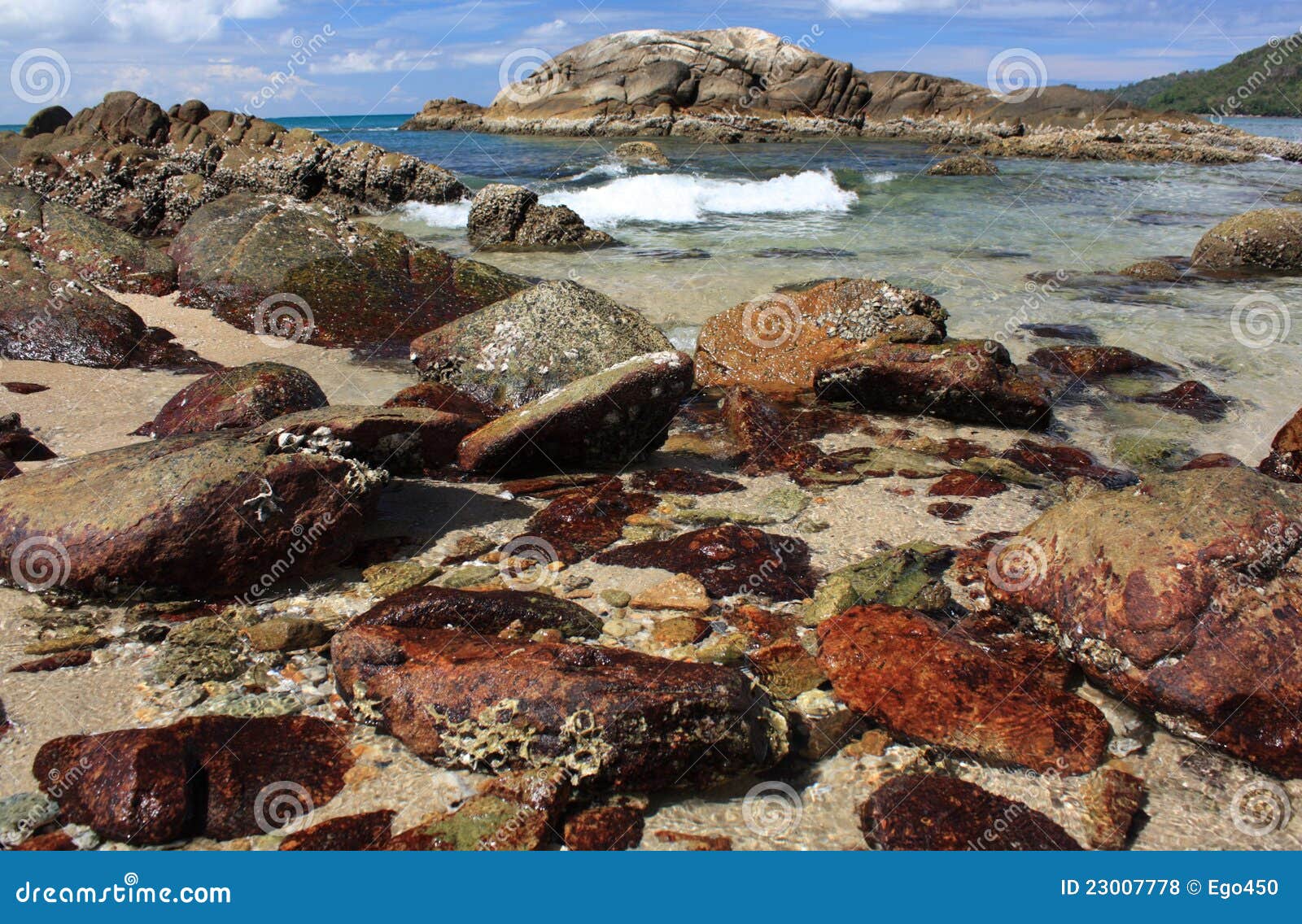 Stenen op tropisch strand stock foto. Image of exotisch - 23007778