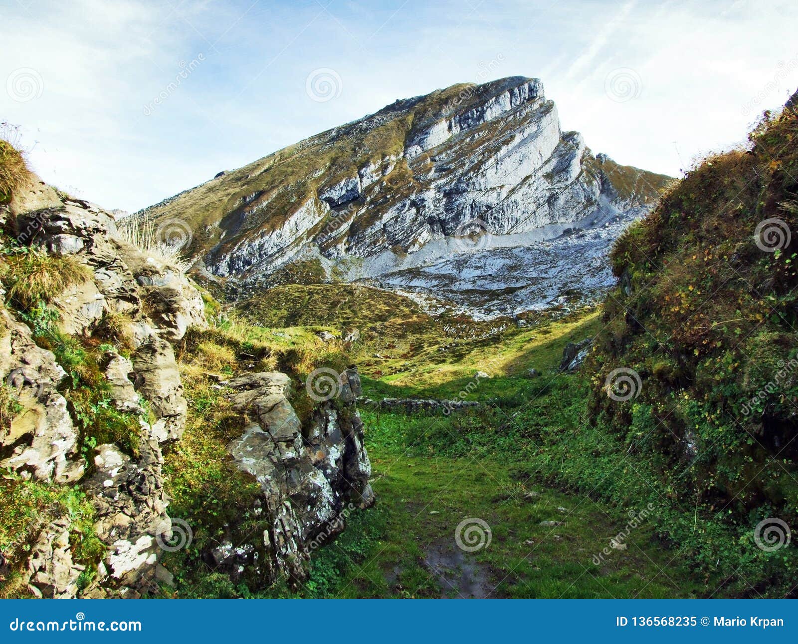 Stenigt Maximum Brisi I Den Churfirsten Bergskedjan Fotografering för ...