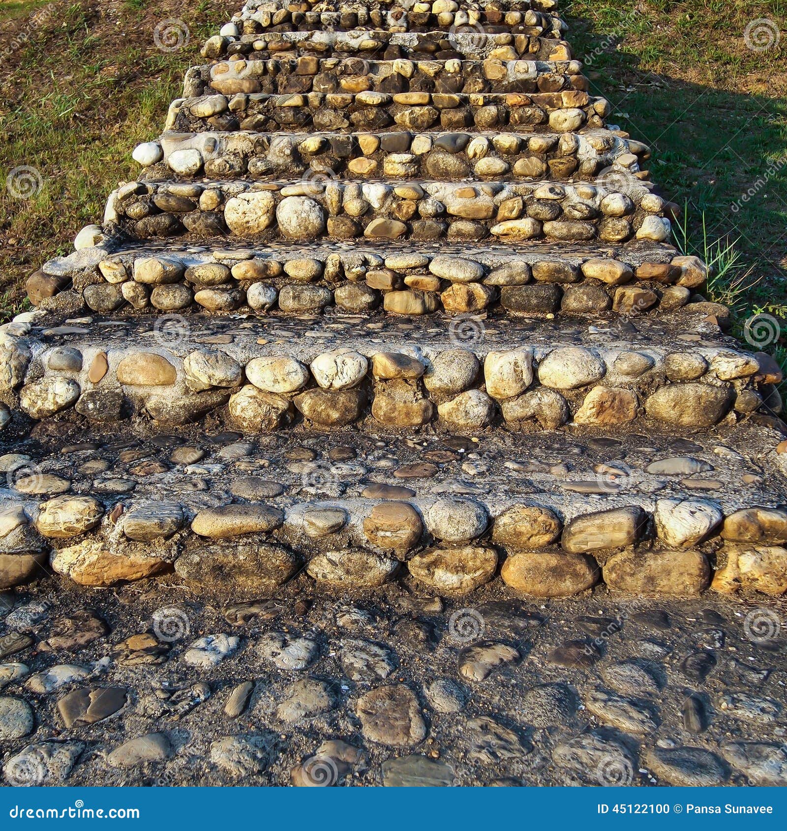 Stentrappa arkivfoto. Bild av solsken, grön, lampa, konstruktion - 45122100