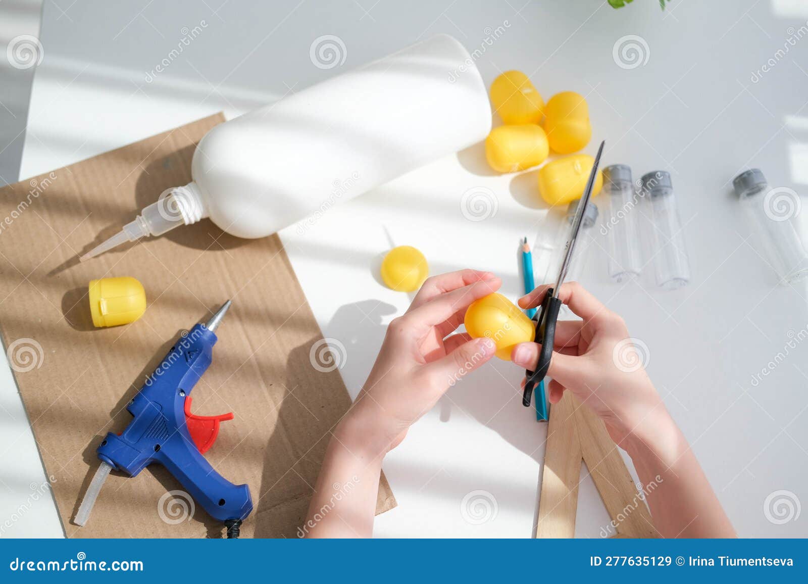 Step-by-step Instructions for Making Crafts from Improvised Materials ...