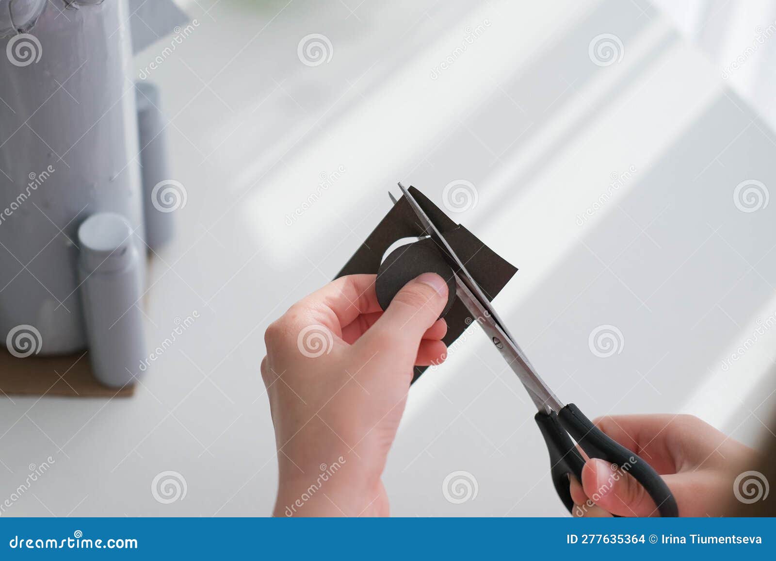 Step-by-step Instructions for Making Crafts from Improvised Materials ...