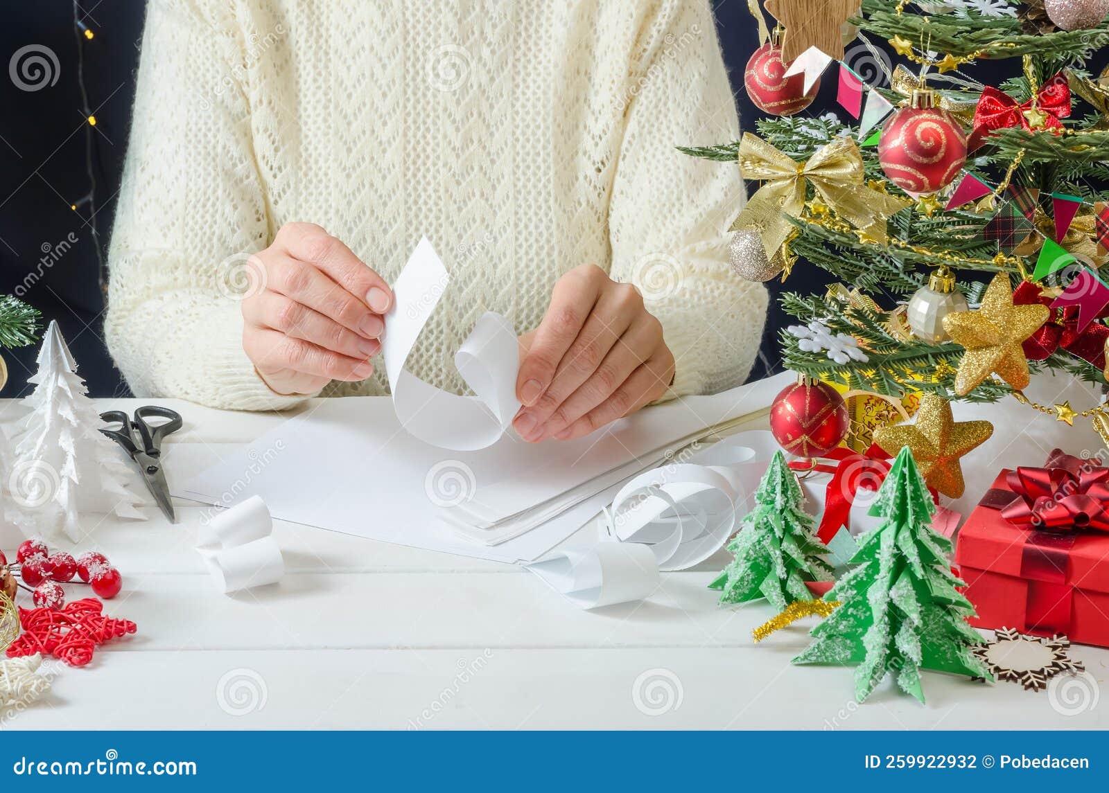 Step-by-step Photo Instructions for Making Christmas Paper Decor, Step ...