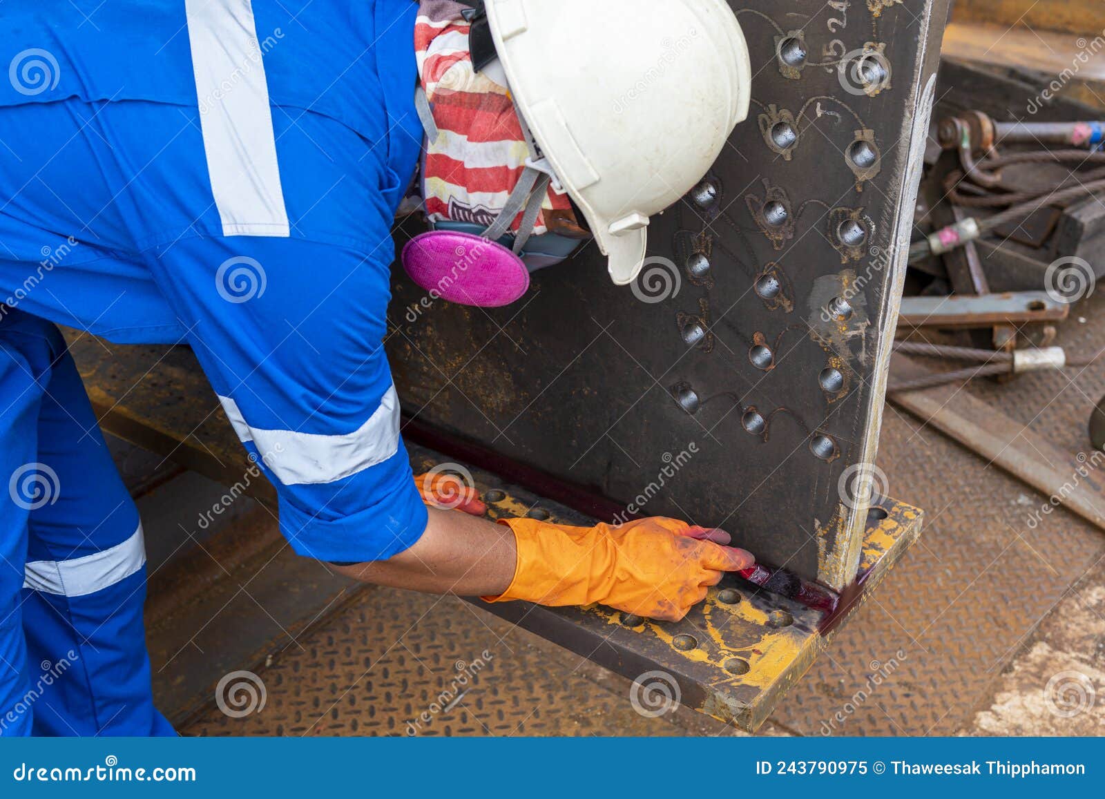 The Non-destructive Testing Technician Is Inspection To Welds Of ...