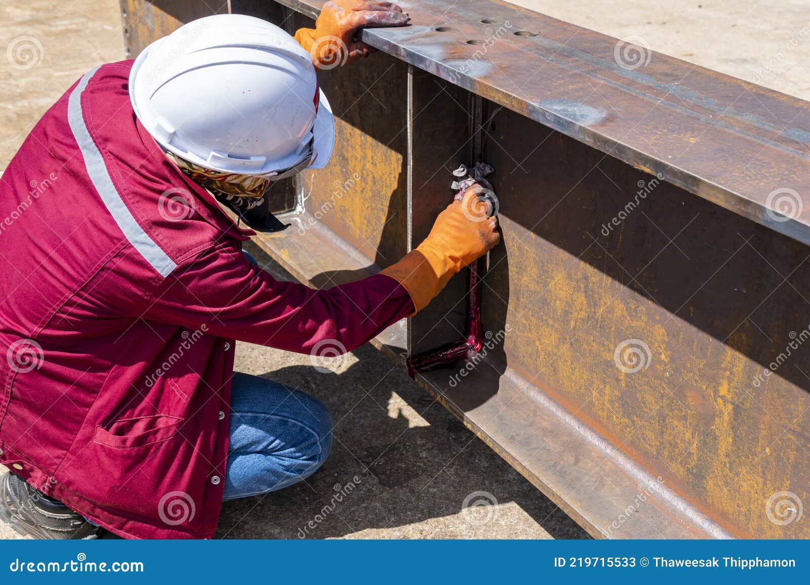 The Non-destructive Testing Technician Is Inspection To Welds Of ...