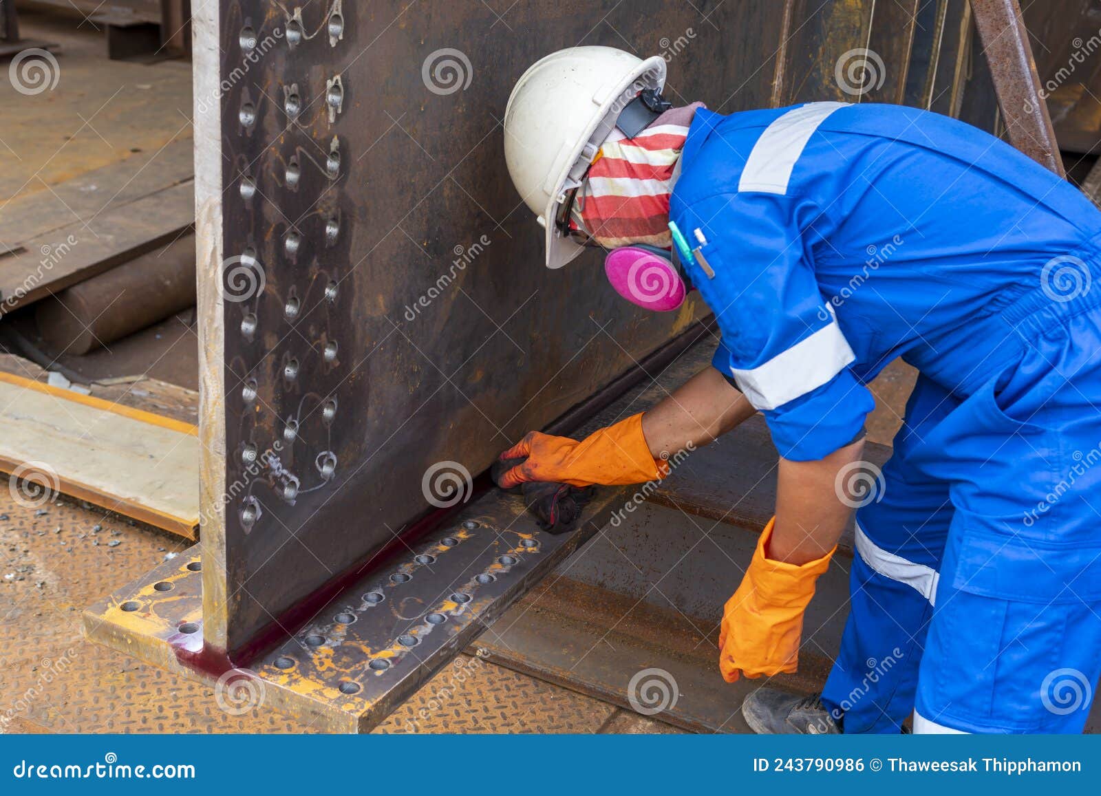 The Non-destructive Testing Technician Is Inspection To Welds Of ...