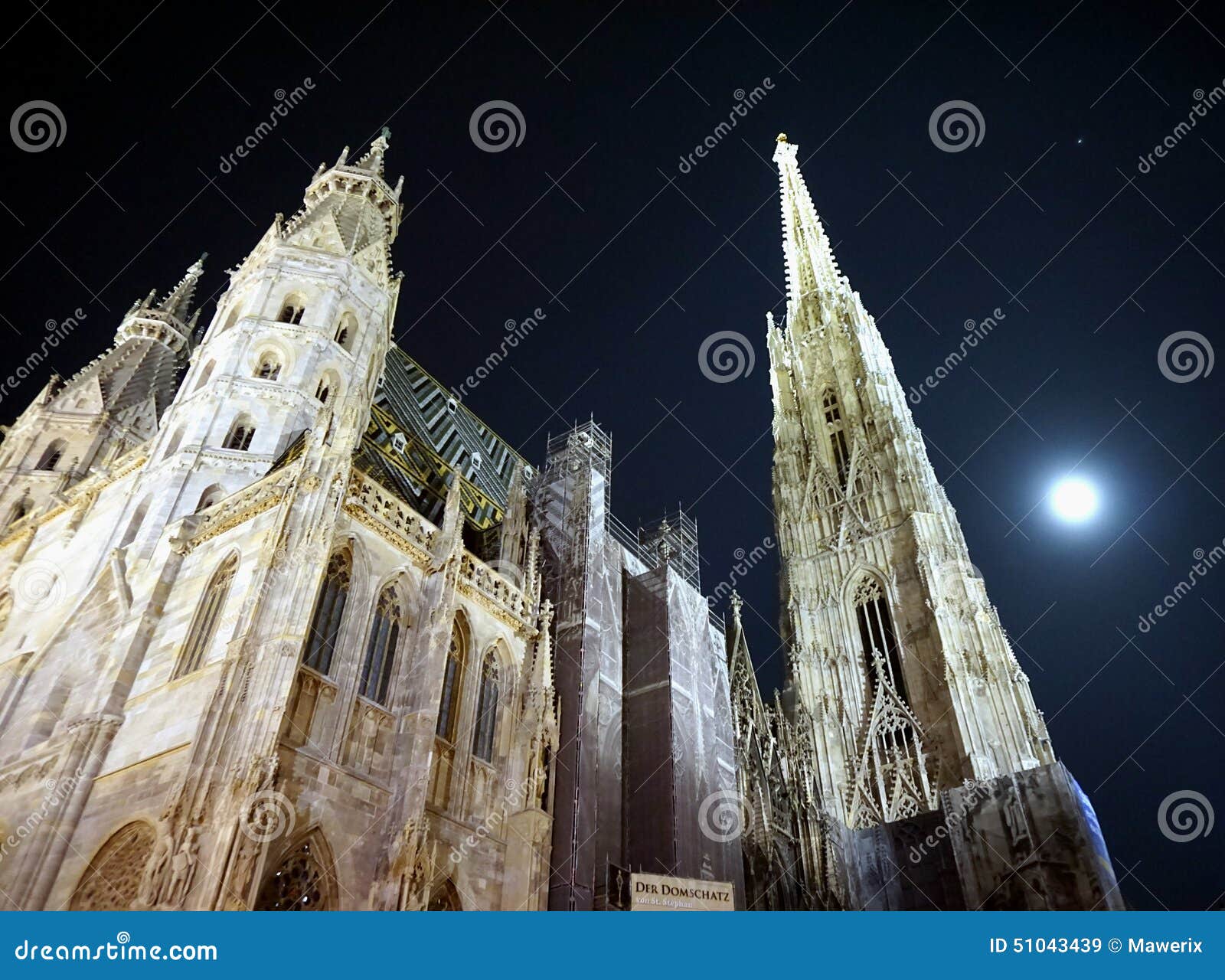 Stephansplatz at night editorial stock image. Image of gothic - 51043439