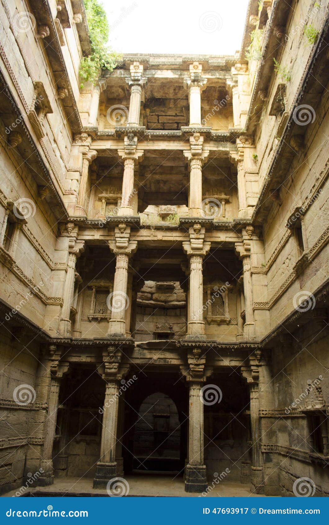 Stepwell stock image. Image of sunlight, water, symmetry - 47693917
