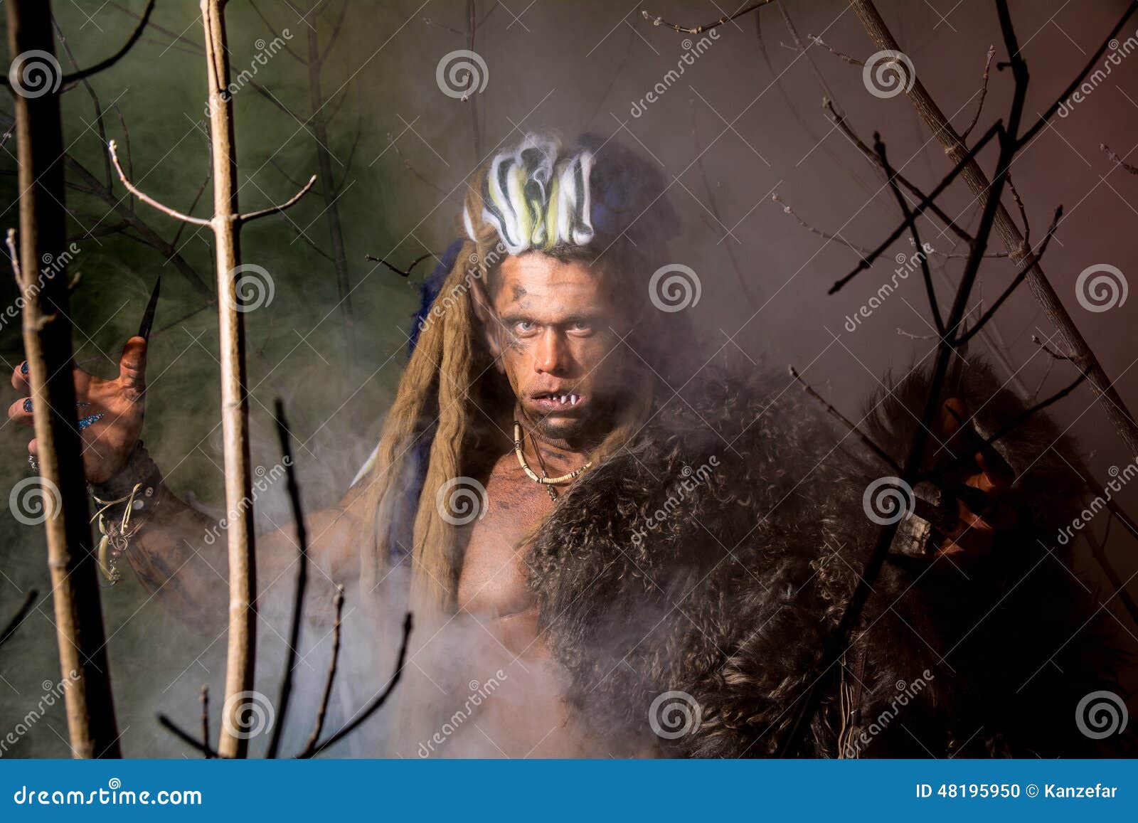 Sterke Weerwolf, Demon Onder De Bomen Stock Foto - Image of dovilry ...