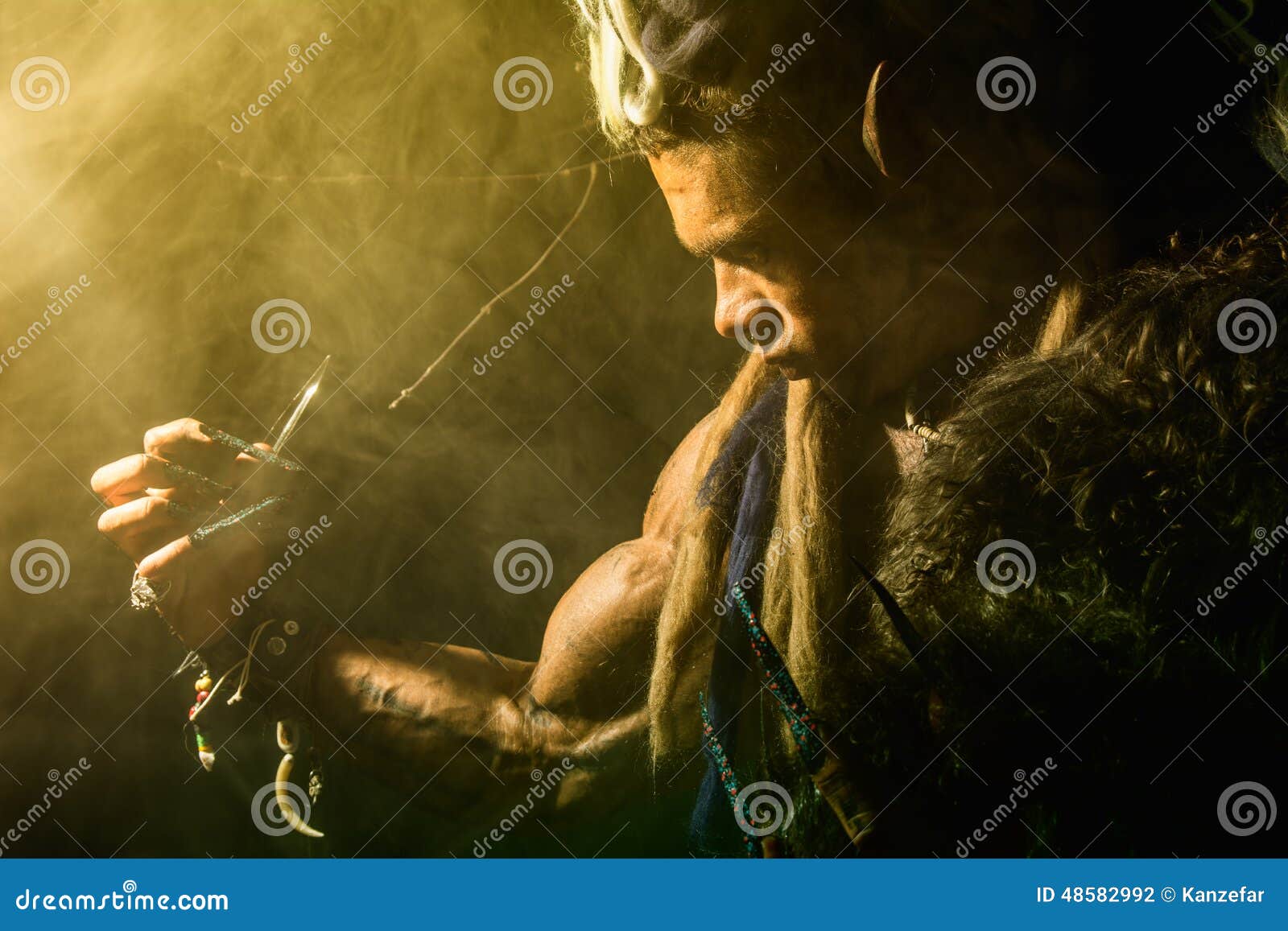 Sterke Weerwolf, Demon Onder De Bomen in De Mist Stock Foto - Image of ...