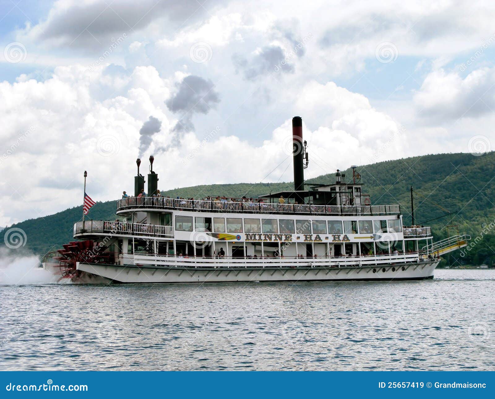 Sternwheel steamboat editorial stock image. Image of waterfront - 25657419