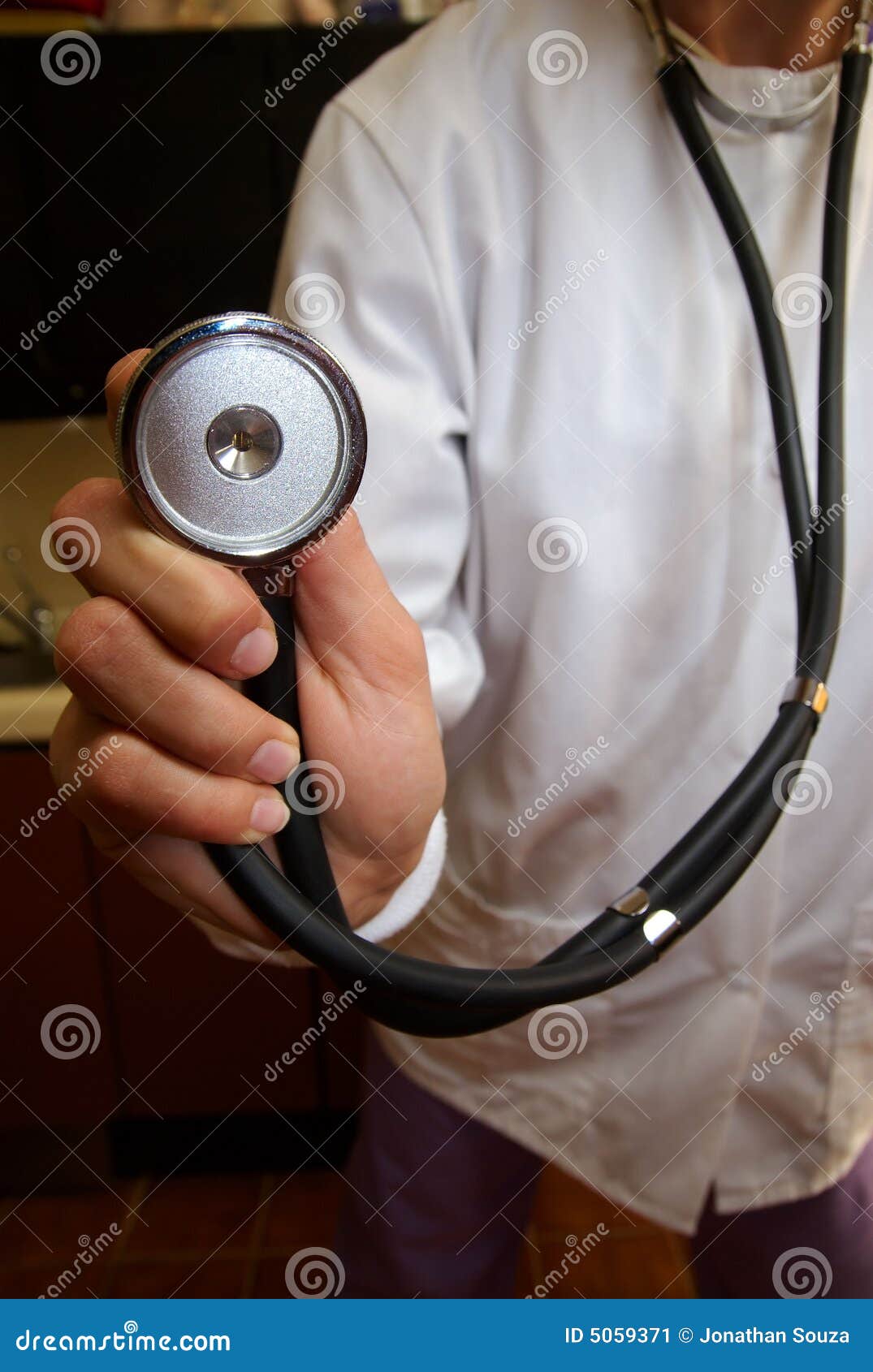 Stethoscoop Op Arts in Witte Laboratoriumlaag Stock Afbeelding - Image ...