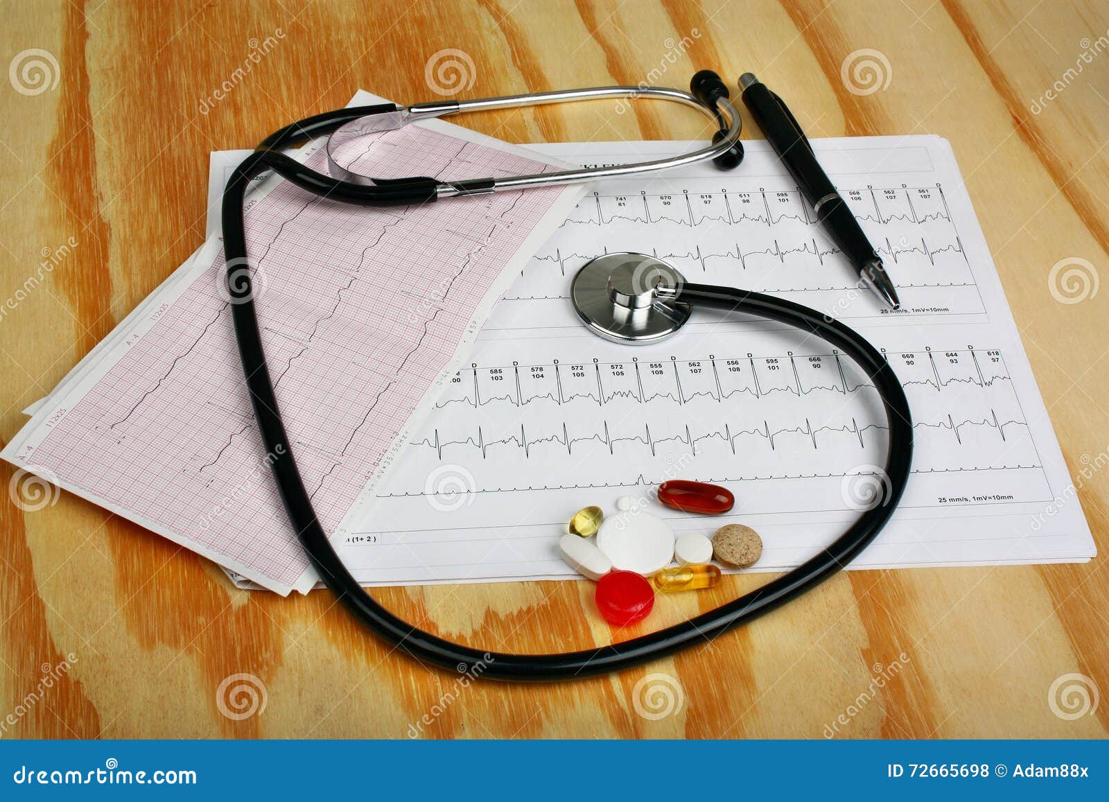 Stethoskop, Kardiogramm Und Pillen Stockfoto - Bild von pille ...