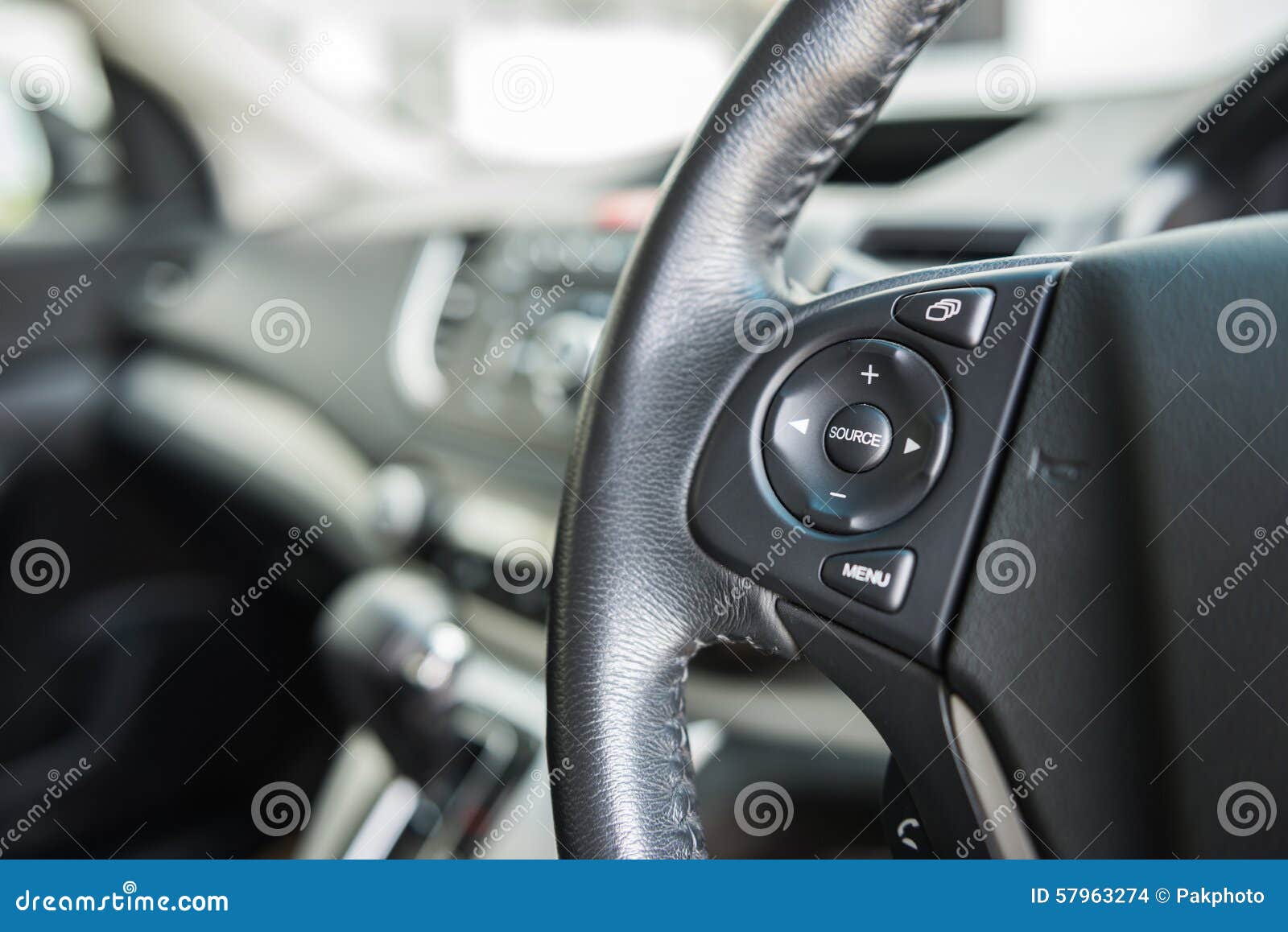 Steuern Sie Knopf Auf Dem Lenkrad Stockfoto - Bild von fahrzeug, auto ...