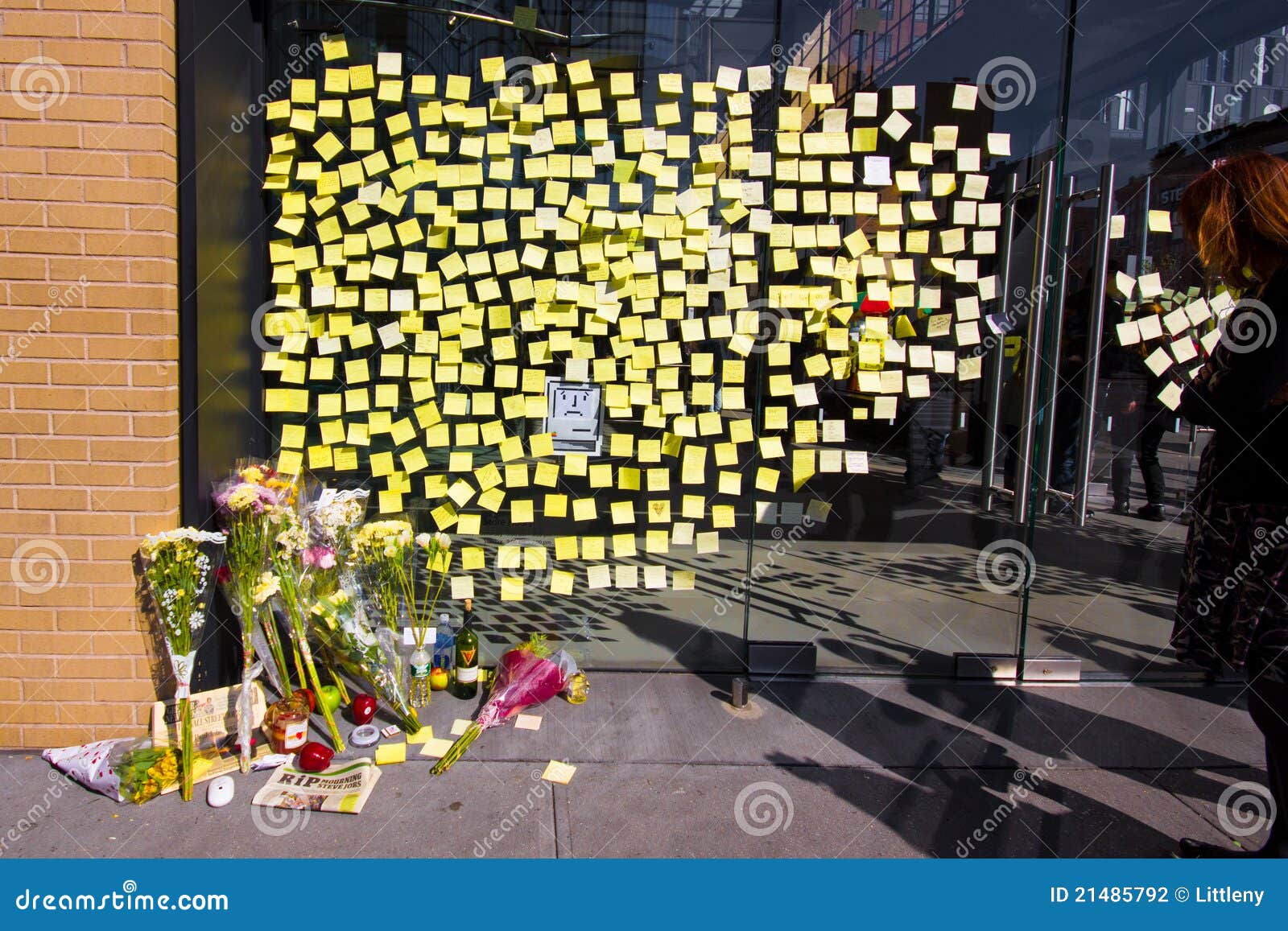 Steve Jobs Memorial NYC editorial photography. Image of retail - 21485792