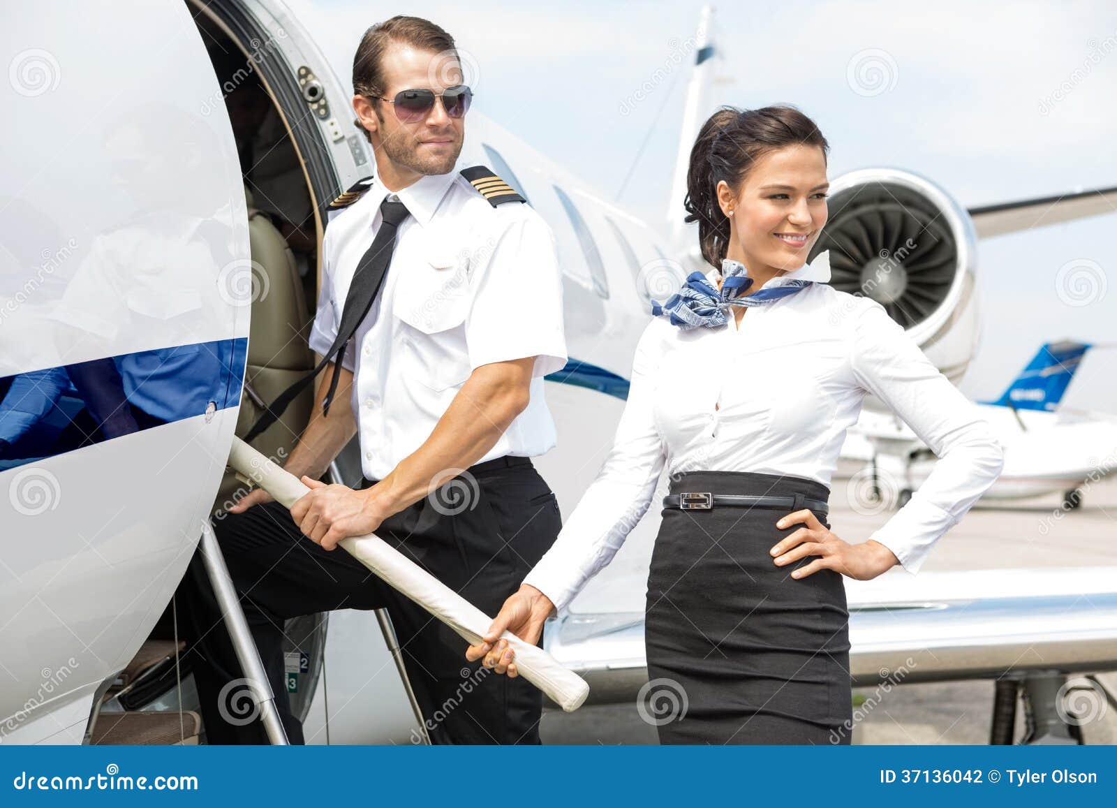 Stewardess Mit Piloten Boarding Private Jet Stockfoto - Bild von flug ...