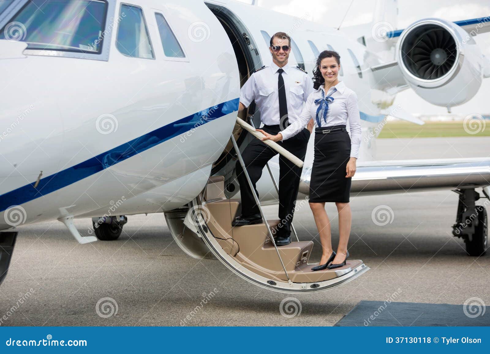 Stewardess-und Pilot-Standing on Private-Jets Stockfoto - Bild von ...