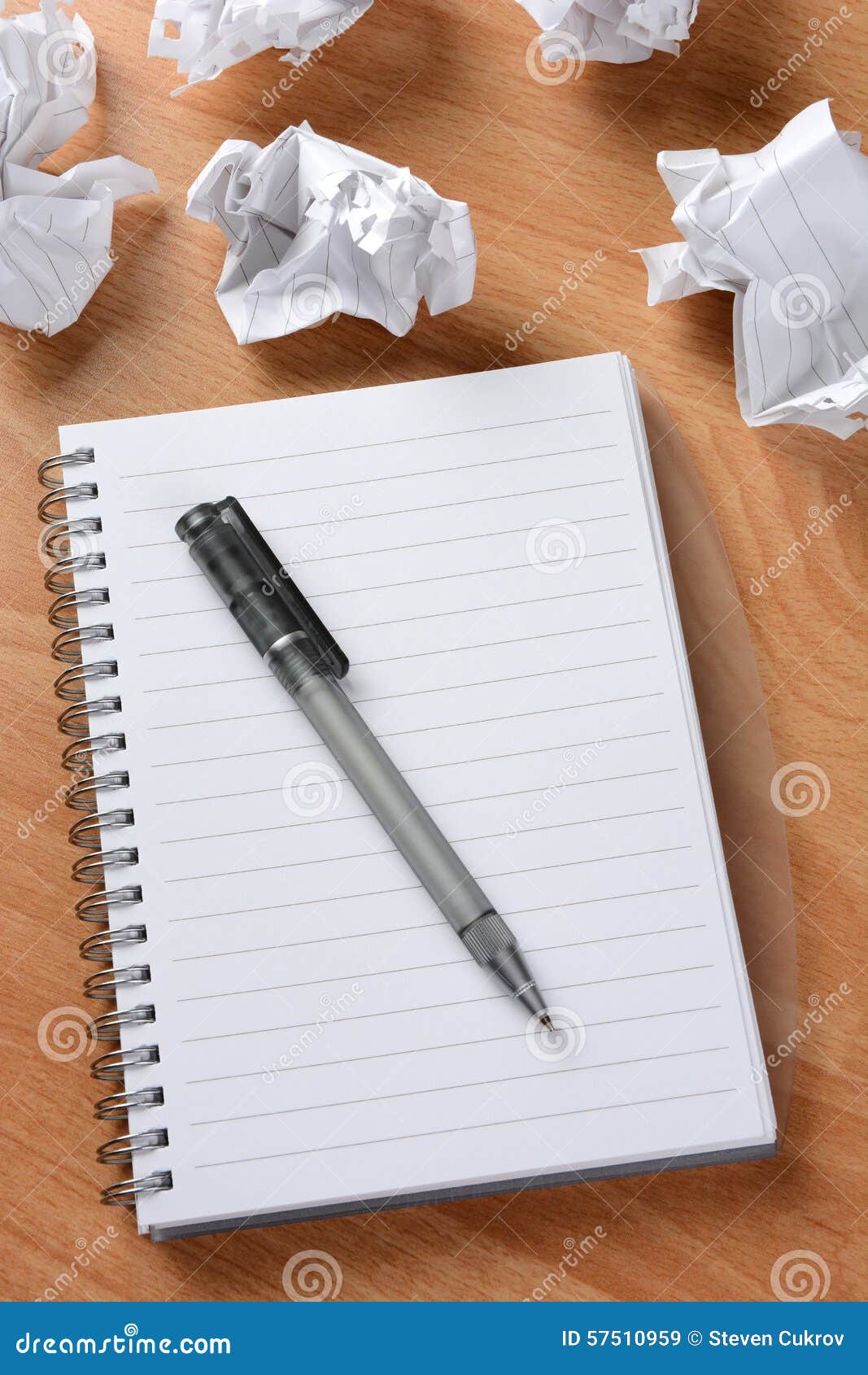 Stift Auf Papier Mit Zerknitterten Packs Stockbild - Bild von pack ...