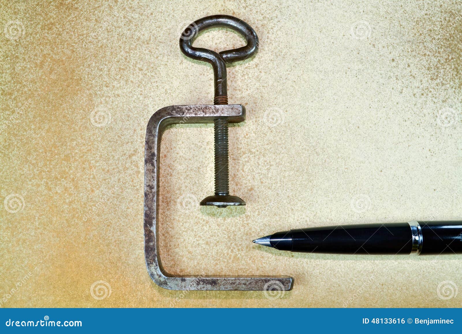 Stift und Klammer stockfoto. Bild von metapher, gefahr - 48133616