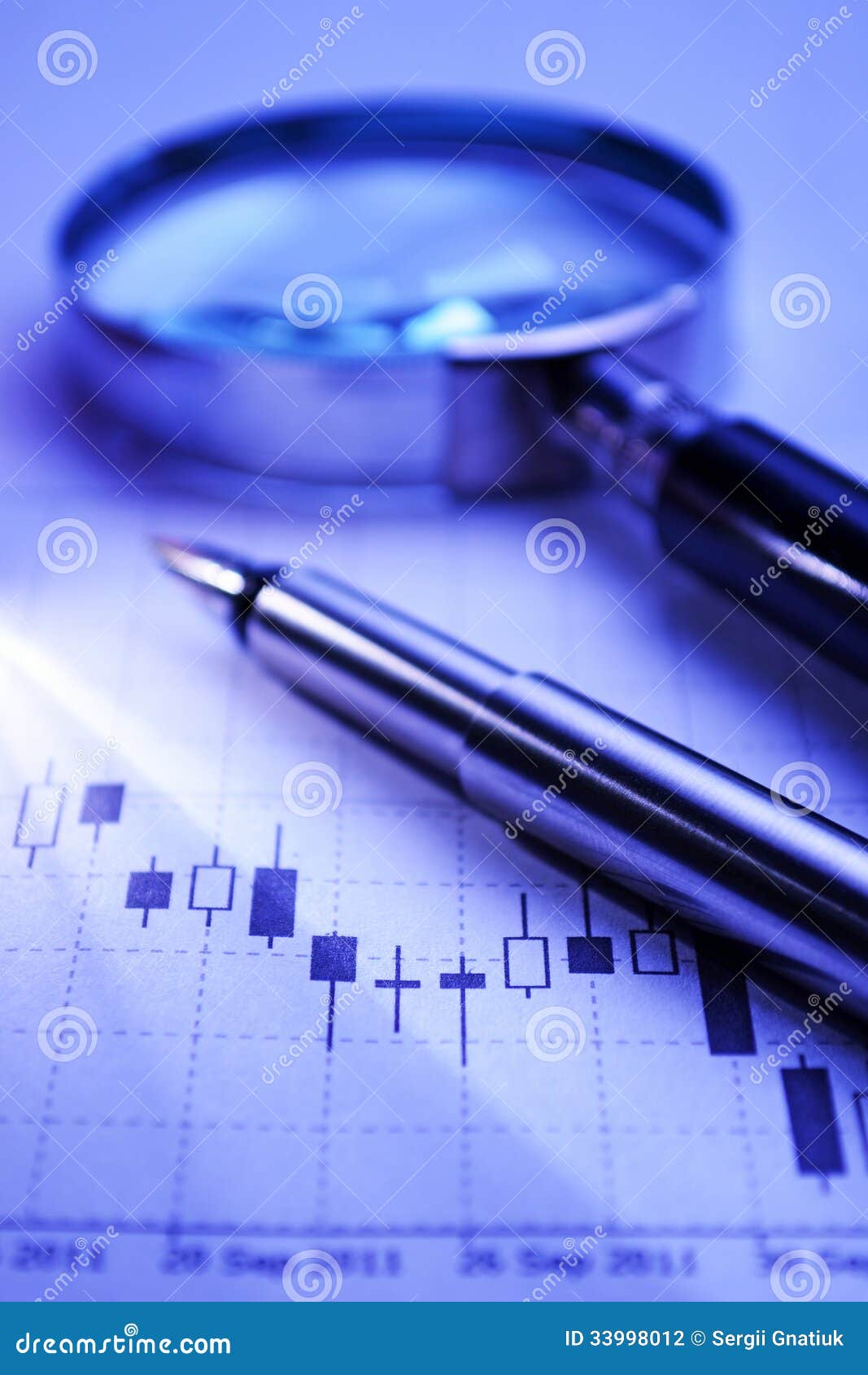 Stift Und Lupe Auf Einem Diagramm Stockfoto - Bild von analyse ...