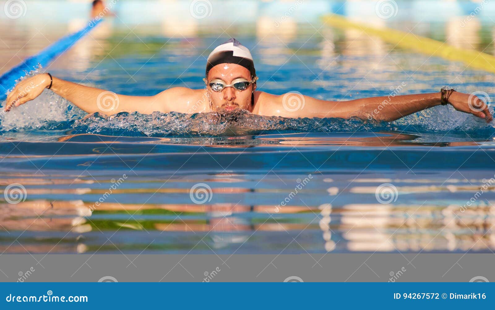 Stile Della Farfalla Di Nuoto Dell'uomo Fotografia Stock - Immagine di ...