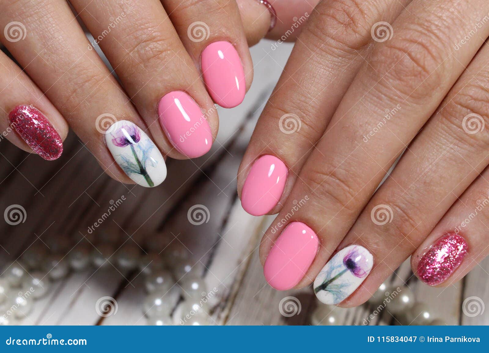 Stilfull Manikyr Med En Design Fotografering för Bildbyråer - Bild av ...