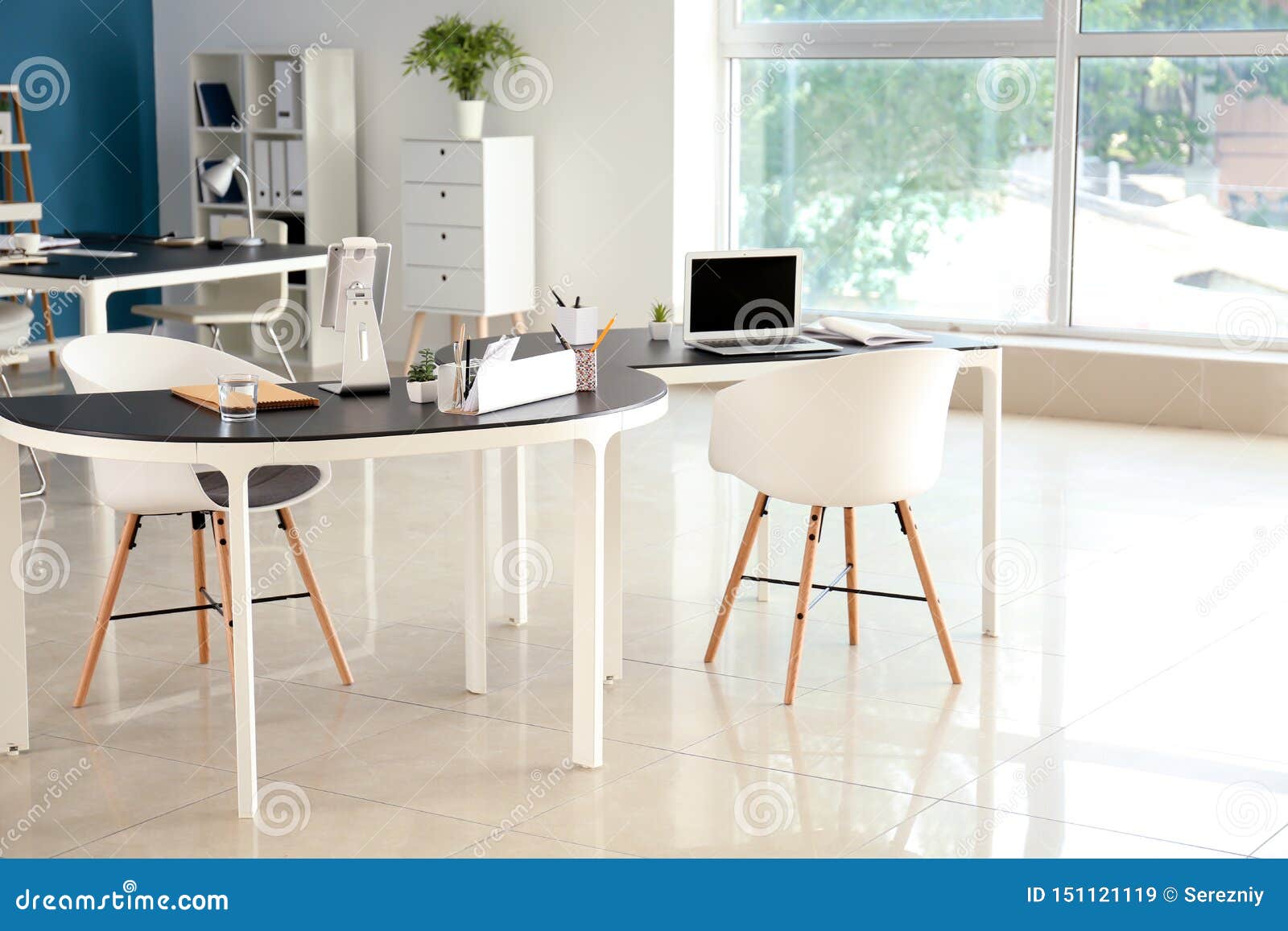 Stilfulla Arbetsplatser I Modernt Kontor Fotografering för Bildbyråer ...