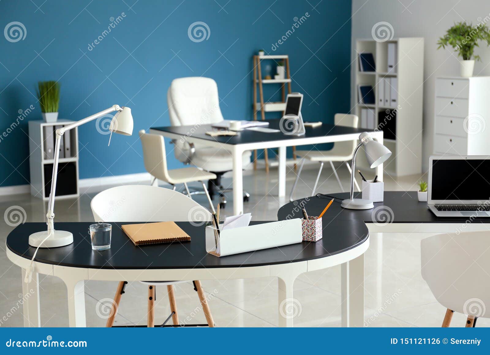 Stilfulla Arbetsplatser I Modernt Kontor Arkivfoto - Bild av modernt ...