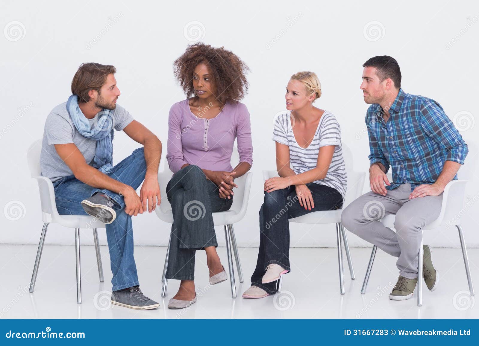 Stilfullt Folk Som Sitter Och Pratar Fotografering för Bildbyråer ...