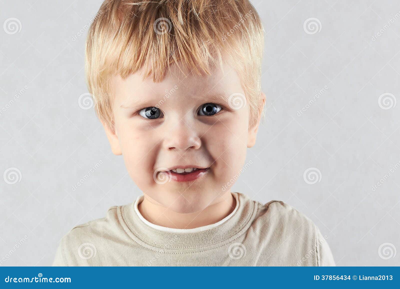 Stilig blond pojke arkivfoto. Bild av person, plattform - 37856434