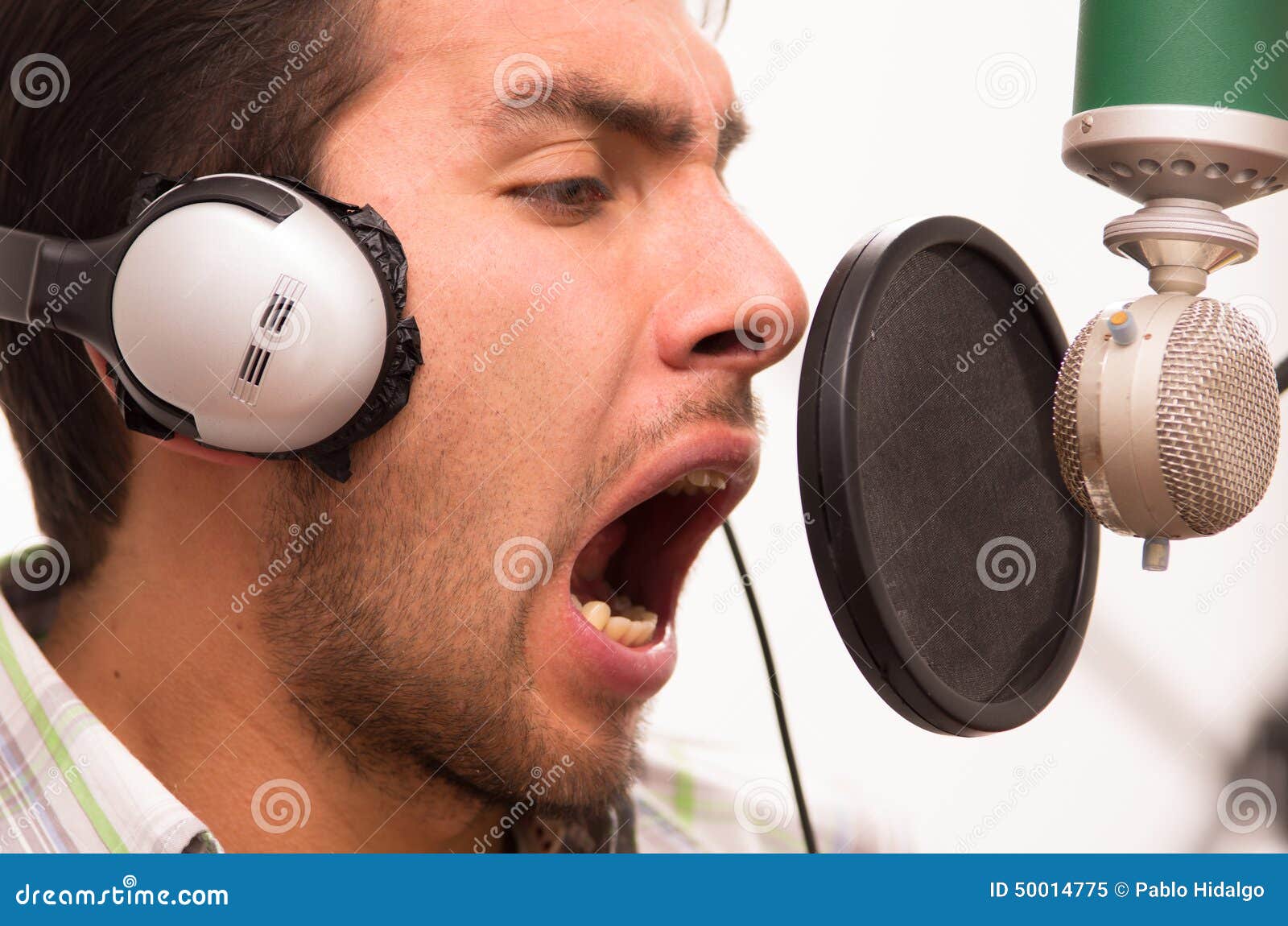 Stilig Man Som Sjunger I Musikstudio Fotografering för Bildbyråer ...