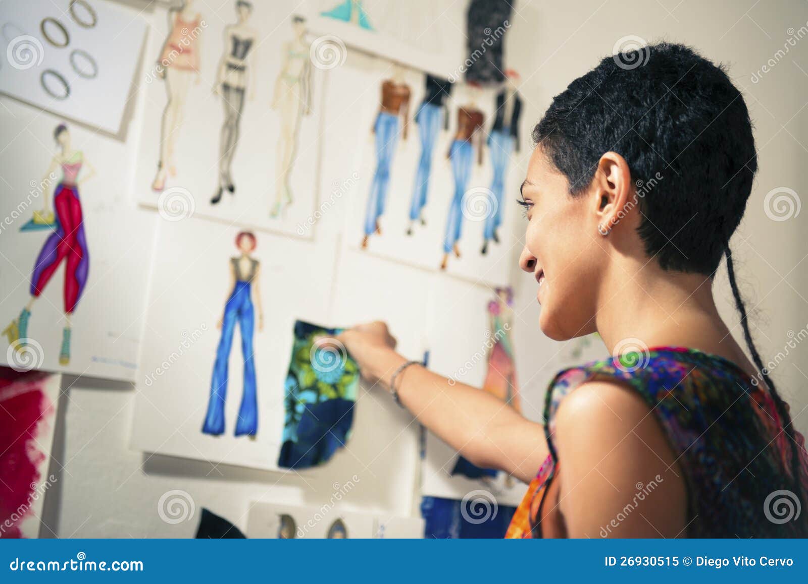 Stilista Che Contempla Le Illustrazioni in Studio Immagine Stock ...