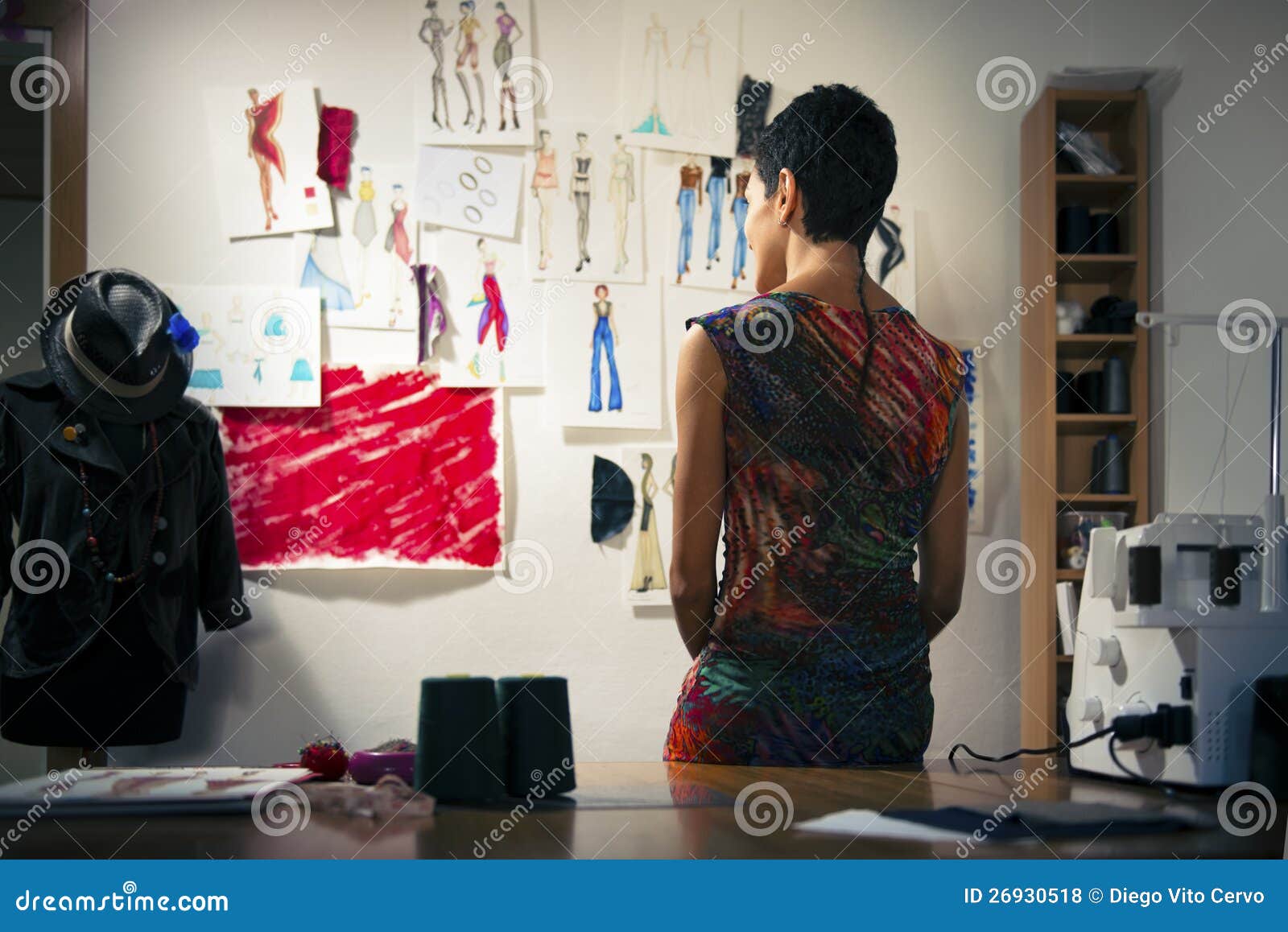 Stilista Che Contempla Le Illustrazioni in Studio Fotografia Stock ...