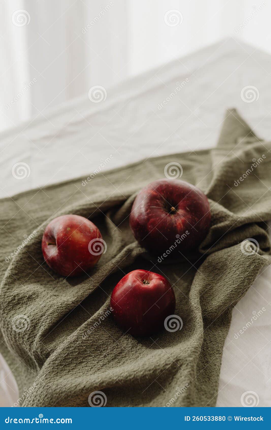 Still Life of Apples on a Green Cloth Stock Photo - Image of beautiful ...
