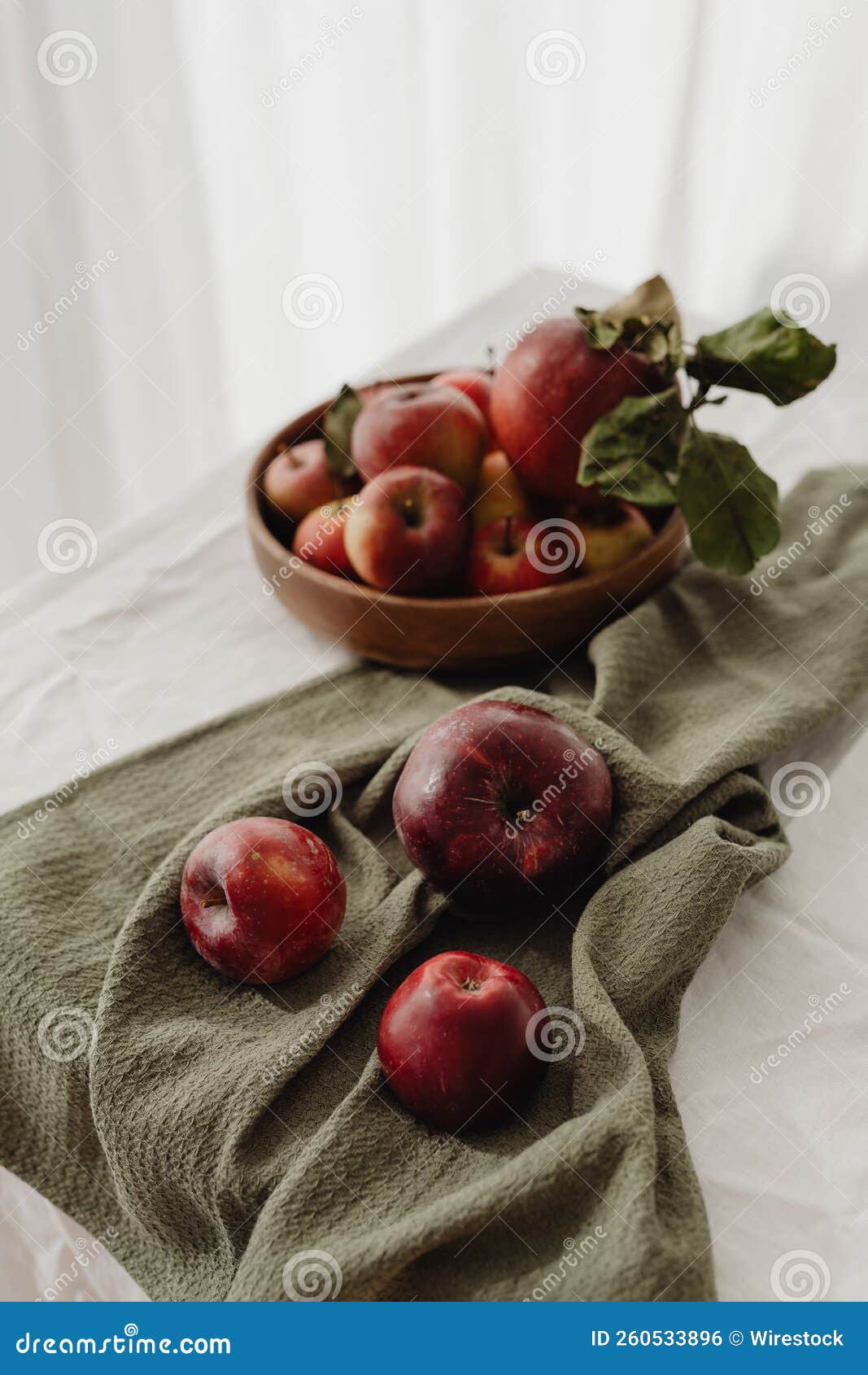 Still Life of Apples on a Green Cloth Stock Photo - Image of still ...