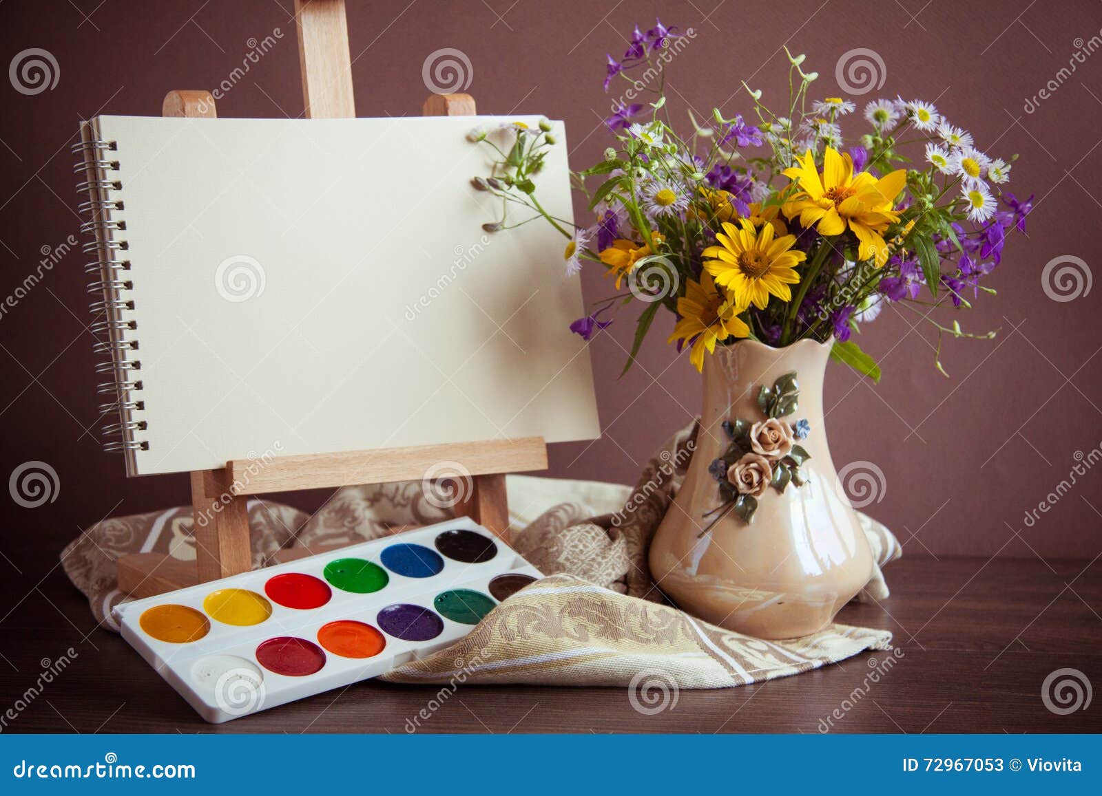 Stillleben mit Gestell stockbild. Bild von zeichnung - 72967053