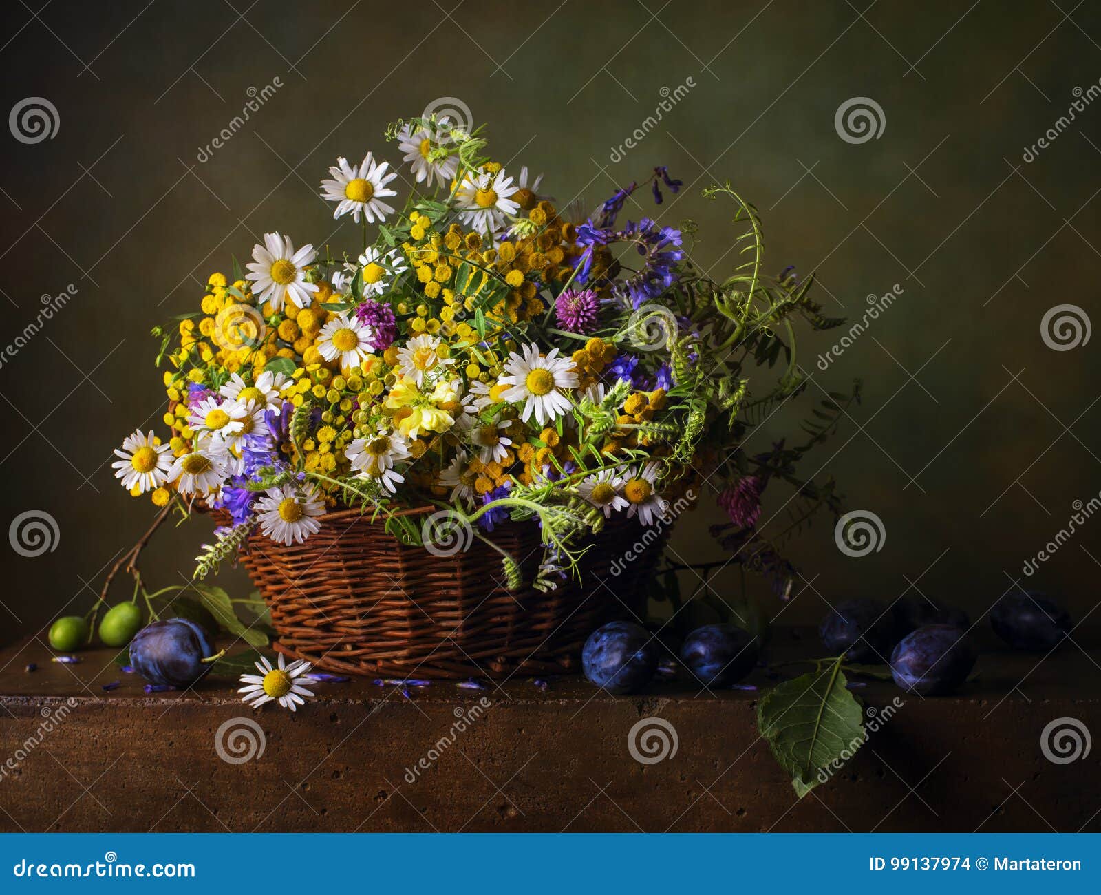 Stillleben Mit Wilden Blumen Im Korb Stockfoto - Bild von wiese ...