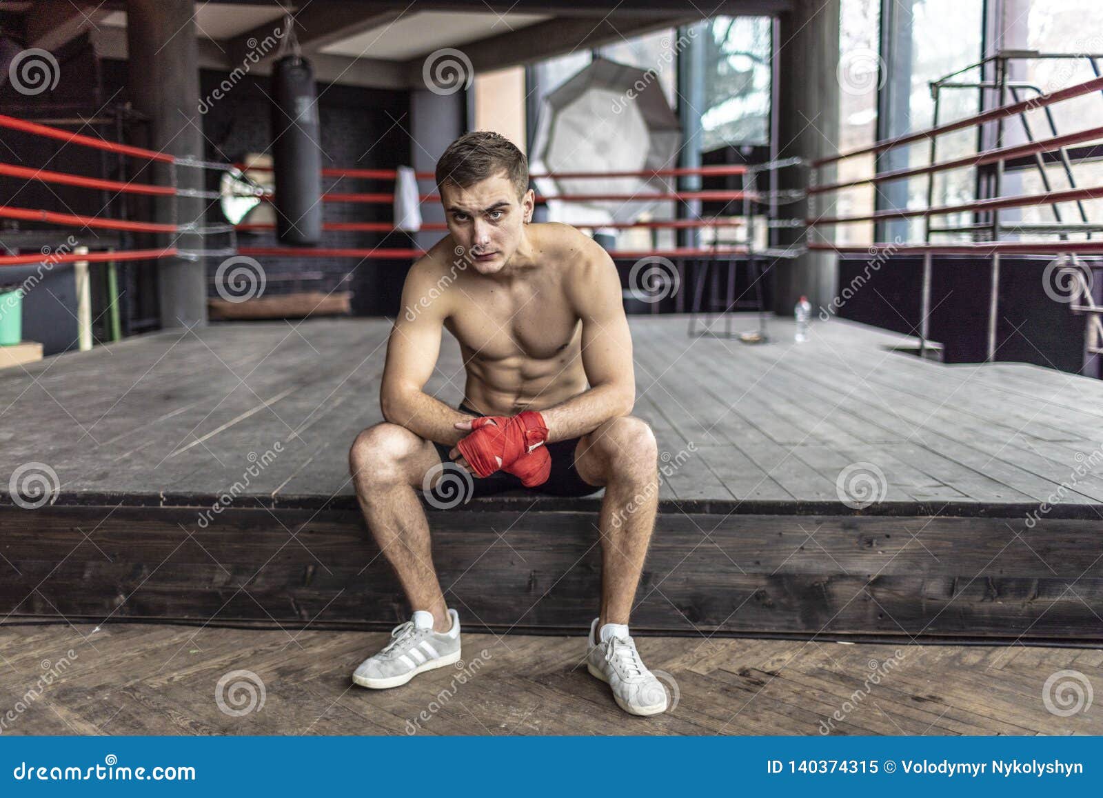 Stillstehender Boxer-Mann stockbild. Bild von turnhalle - 140374315