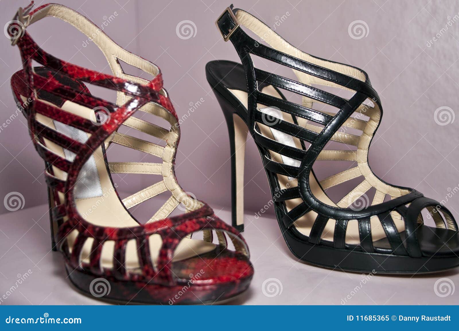 Stilvolle Absatz-Schuhe Der Frauen Stockbild - Bild von damen, kleidung ...