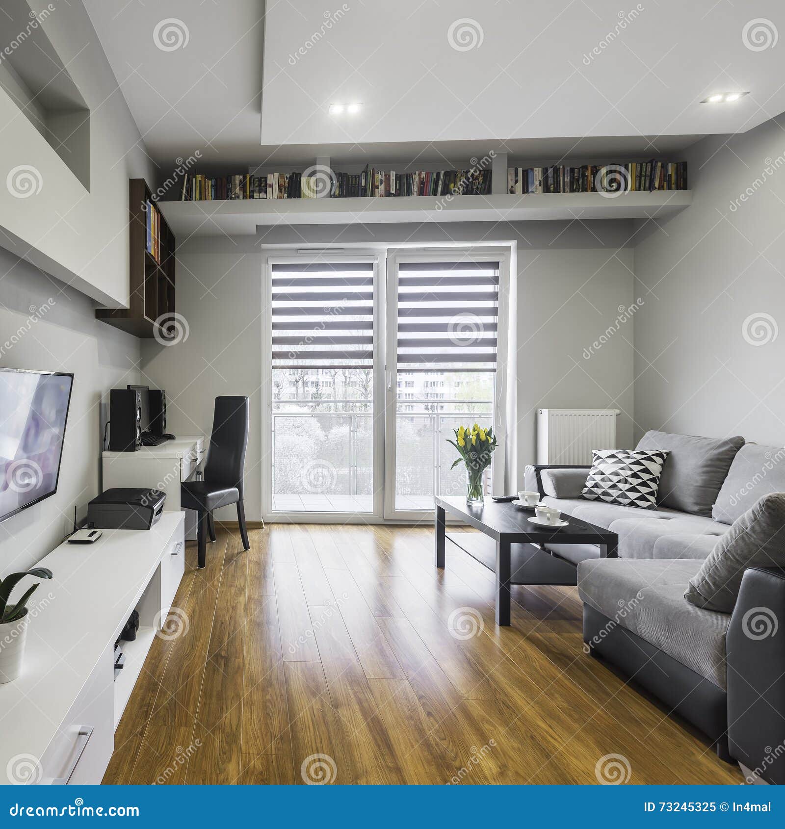 Stilvolle Und Moderne Wohnung Stockbild - Bild von dekoration, vorhänge ...