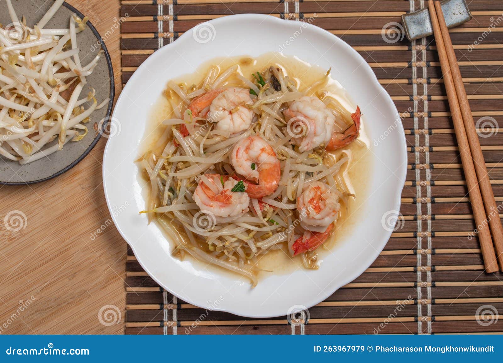Stir Fried Shrimp with Bean Sprouts in Oyster Sauce Stock Image - Image ...