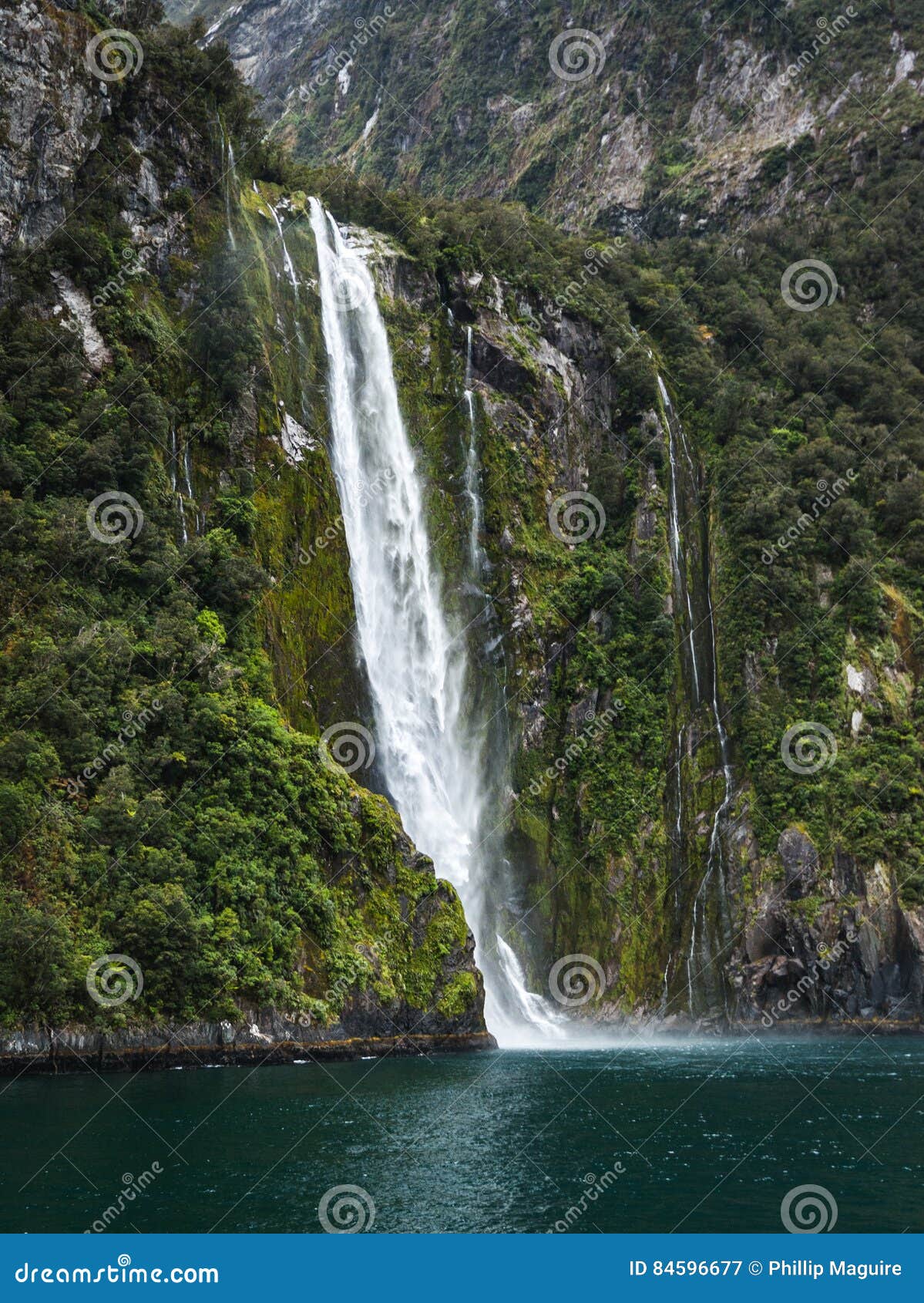 Stirling Falls a Milford Sound Immagine Stock - Immagine di turismo ...