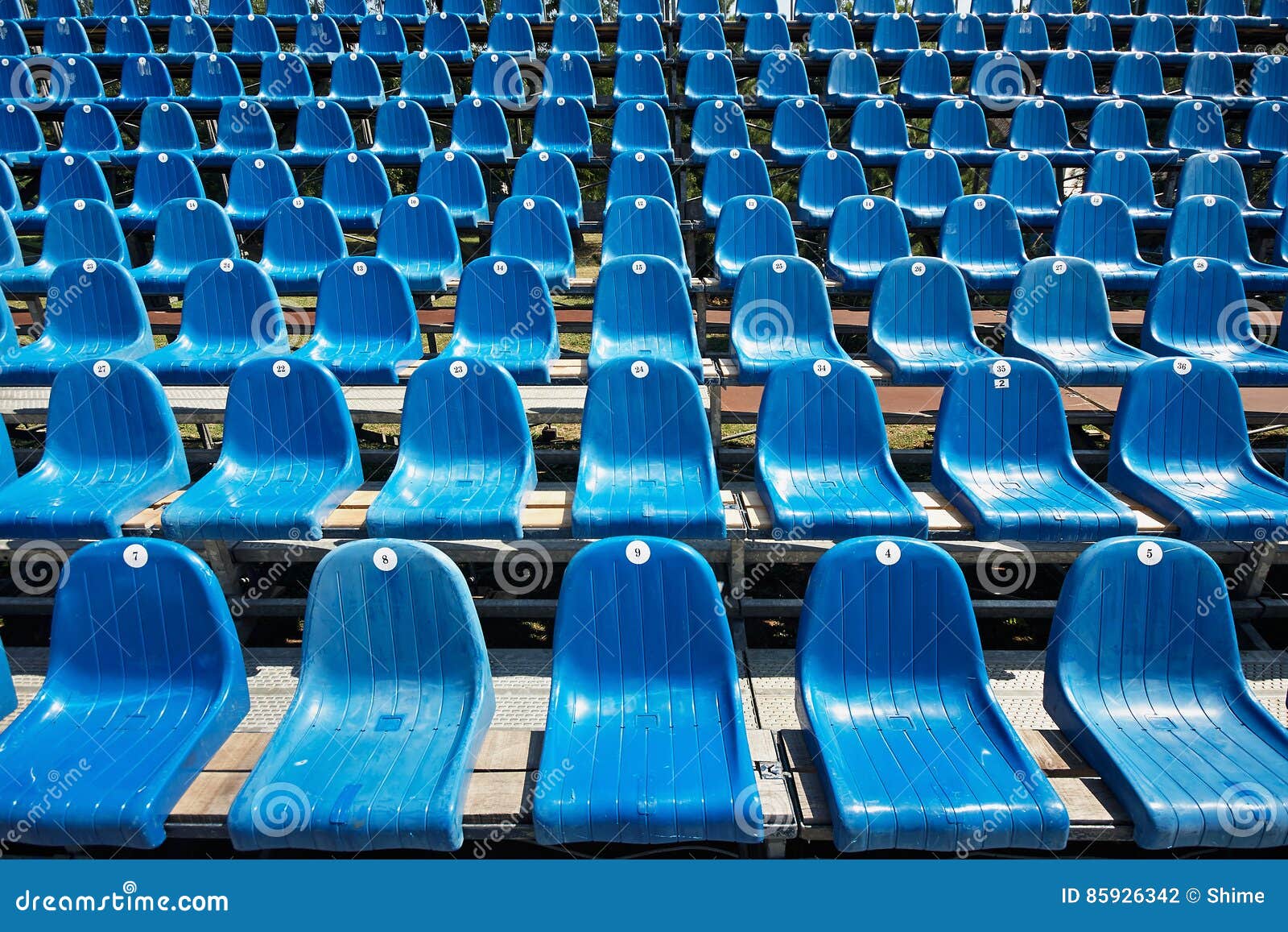 Stoelen op het stadion stock foto. Image of stoelen, achter - 85926342