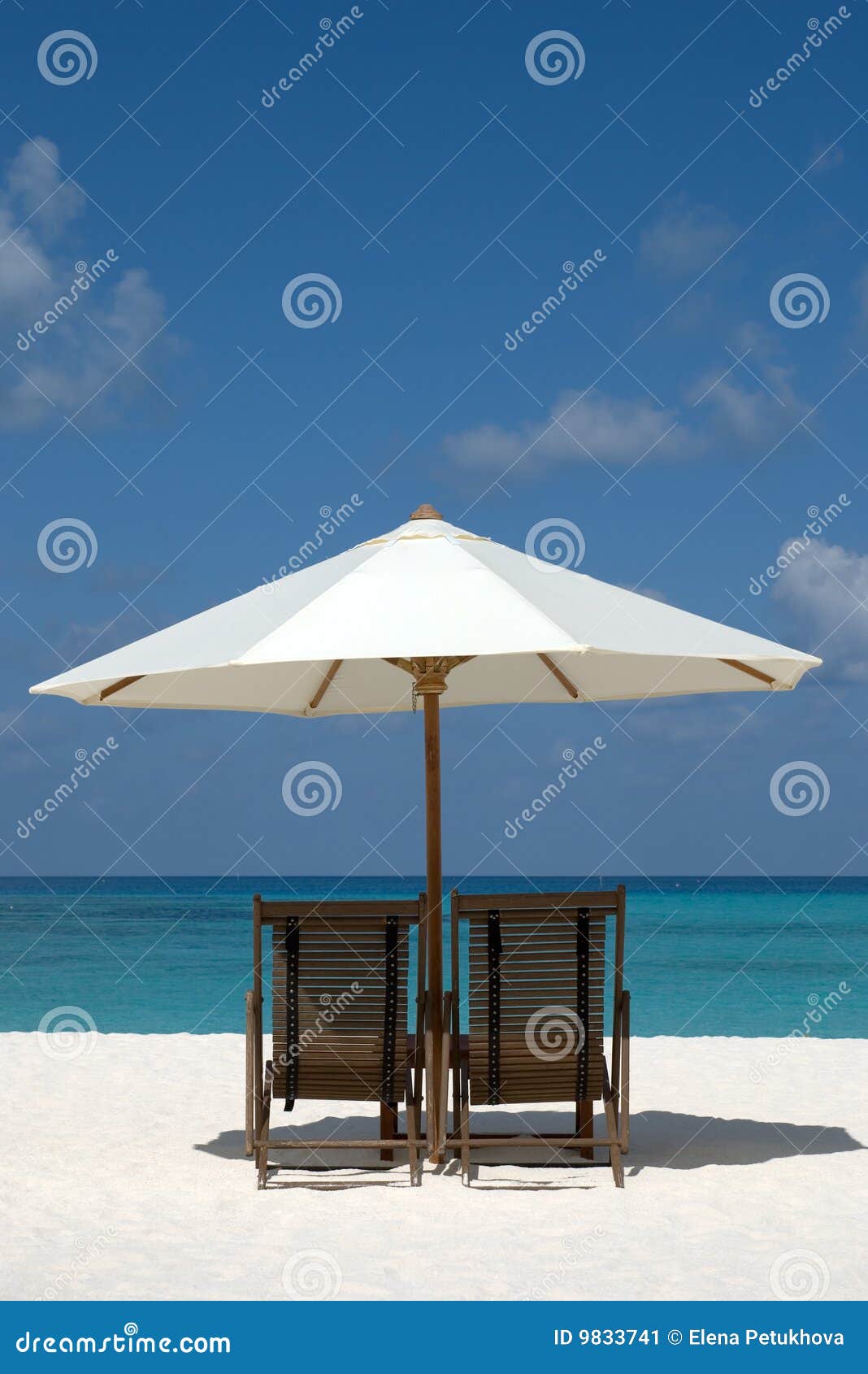 Stoelen op het strand stock afbeelding. Image of strand - 9833741