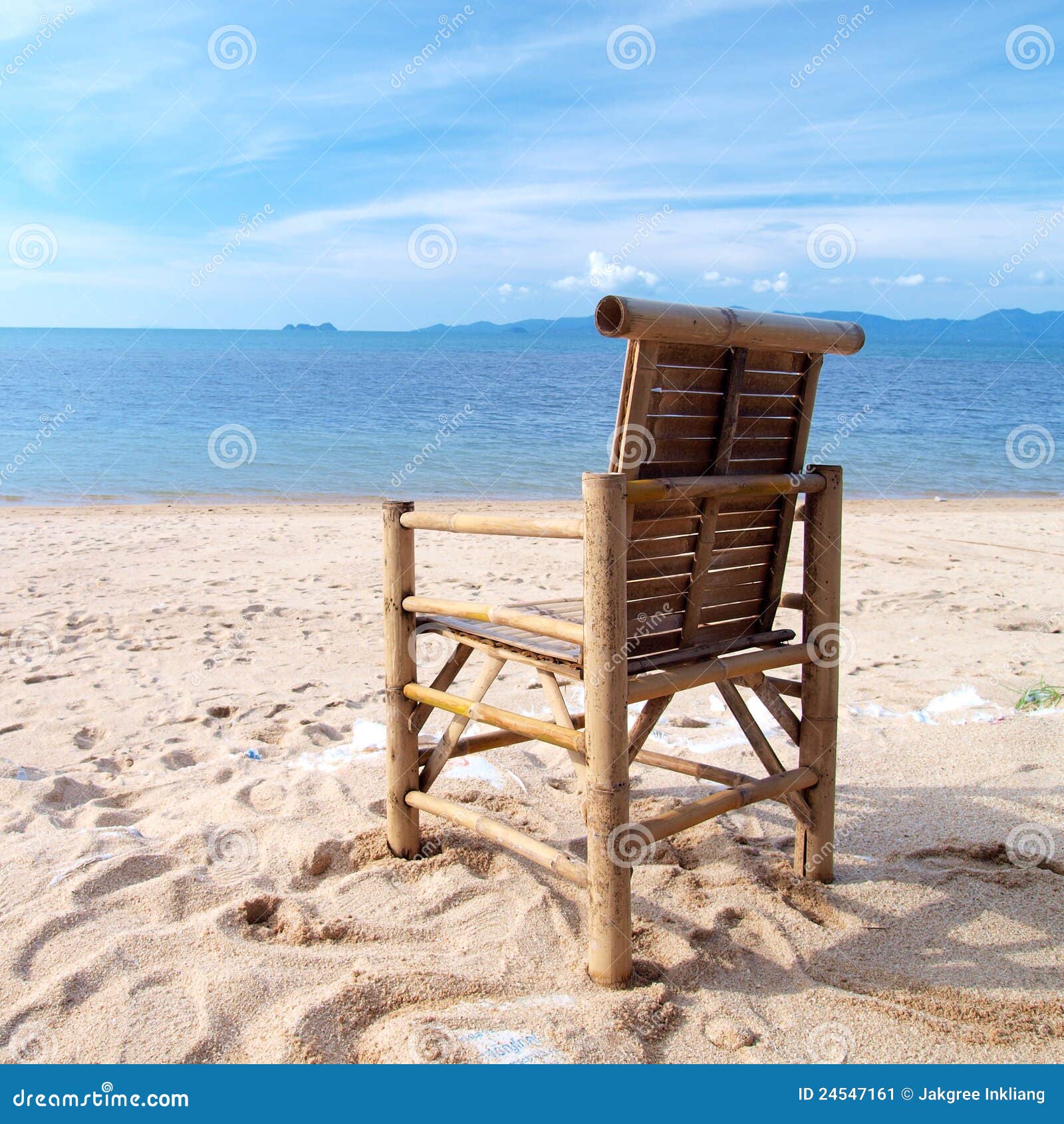 Stoelen op tropisch strand stock afbeelding. Image of zomer - 24547161