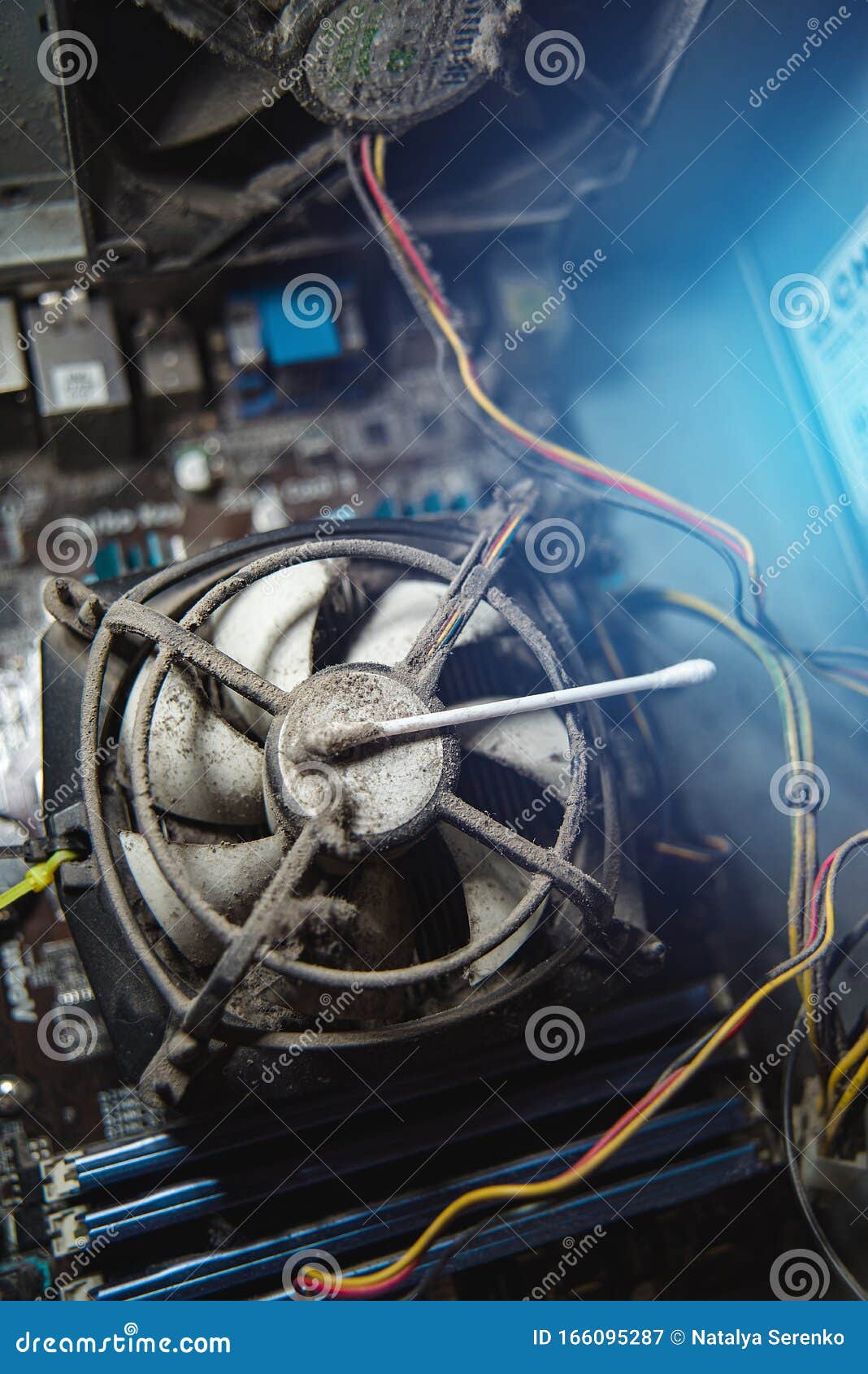 Stofkoeling Op De Koeler Van De Computercomputerprocessor Met Het ...